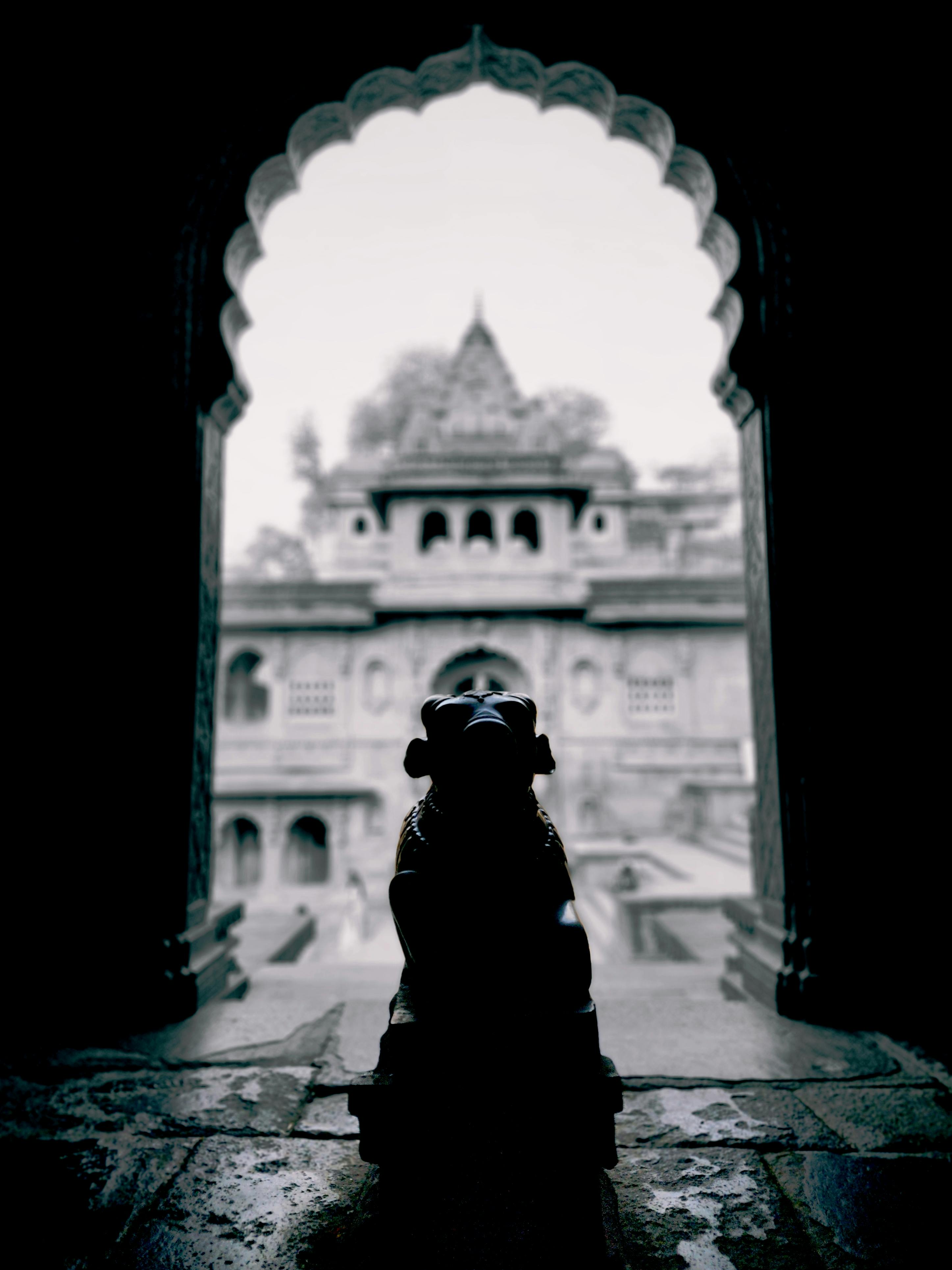 Silhouette of Statue at Ahilya Fort Archway in Maheshwar · Free Stock Photo