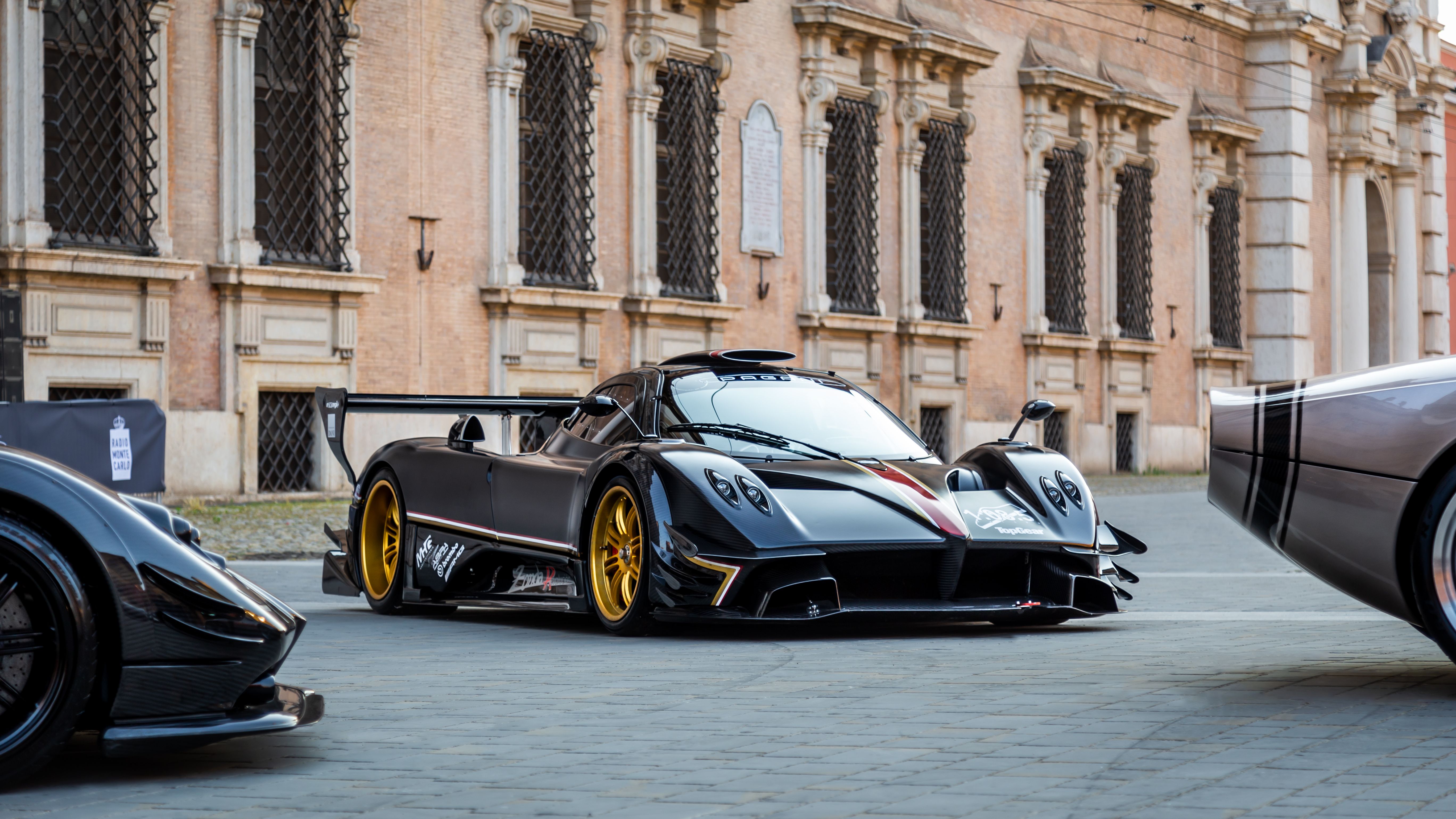 Une Hypercar élégante Exposée Dans Un Cadre Urbain · Photo gratuite