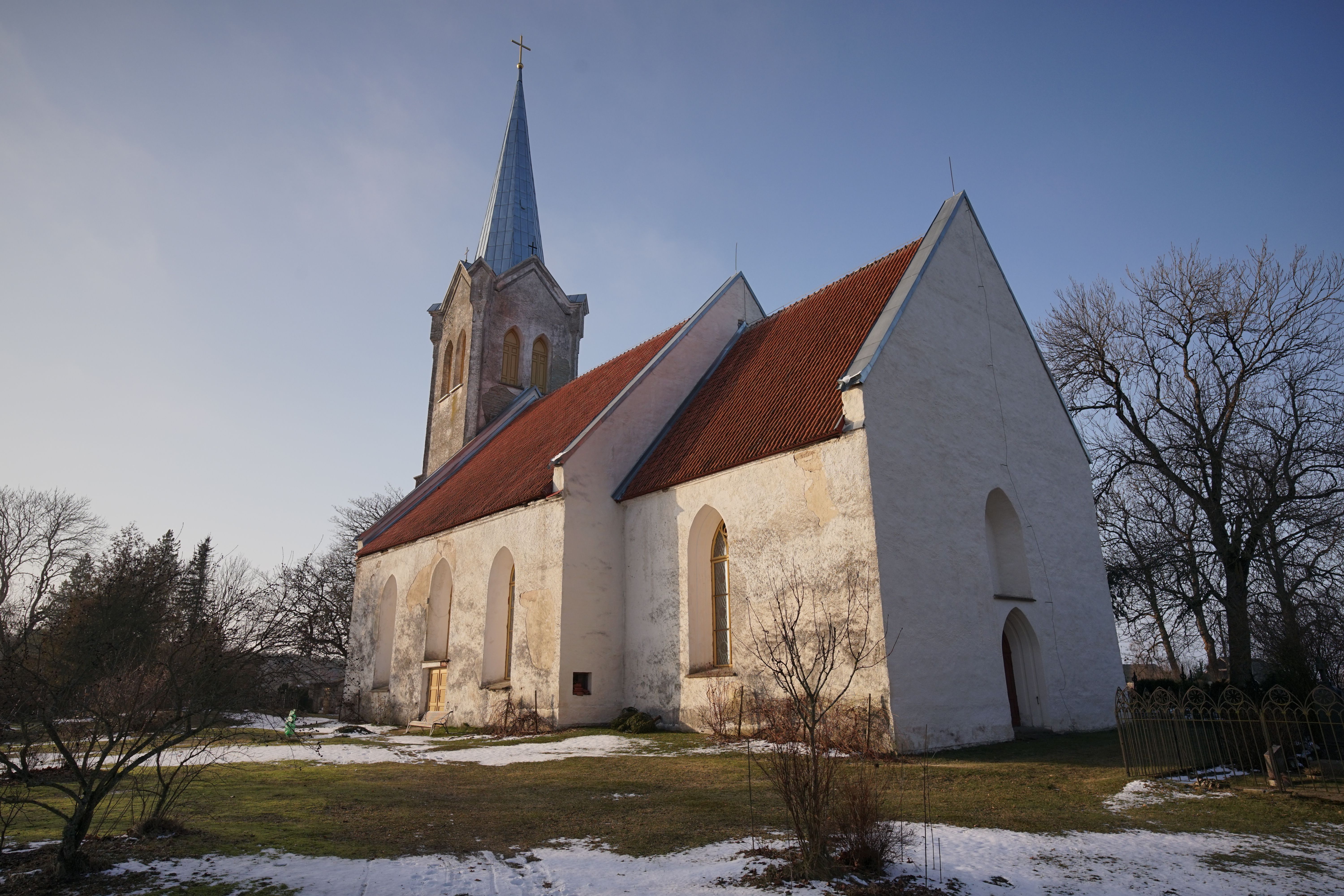Historic Church with Tall Spire in Winter Setting · Free Stock Photo