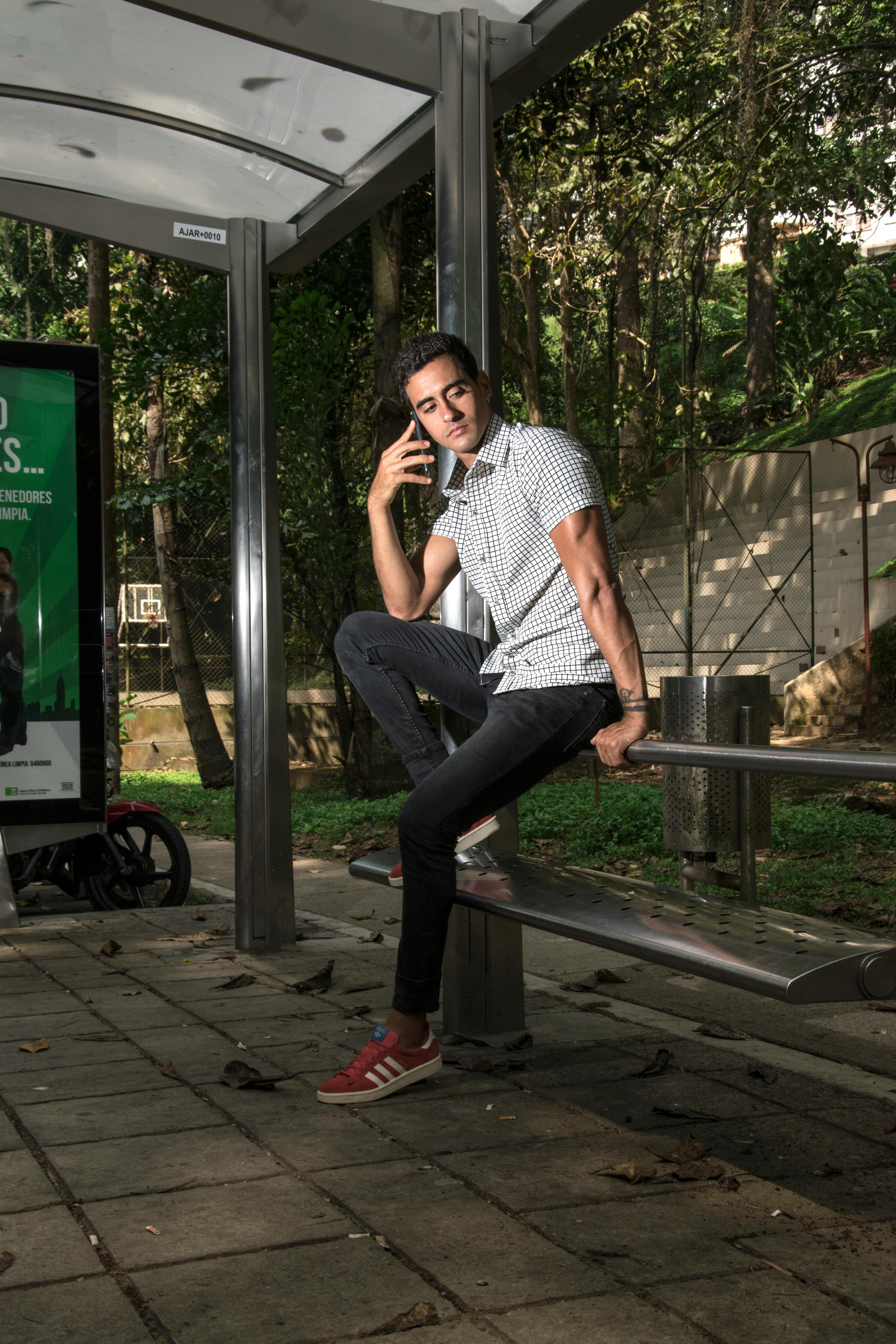 Casual Men's Fashion at Colombian Bus Stop · Free Stock Photo