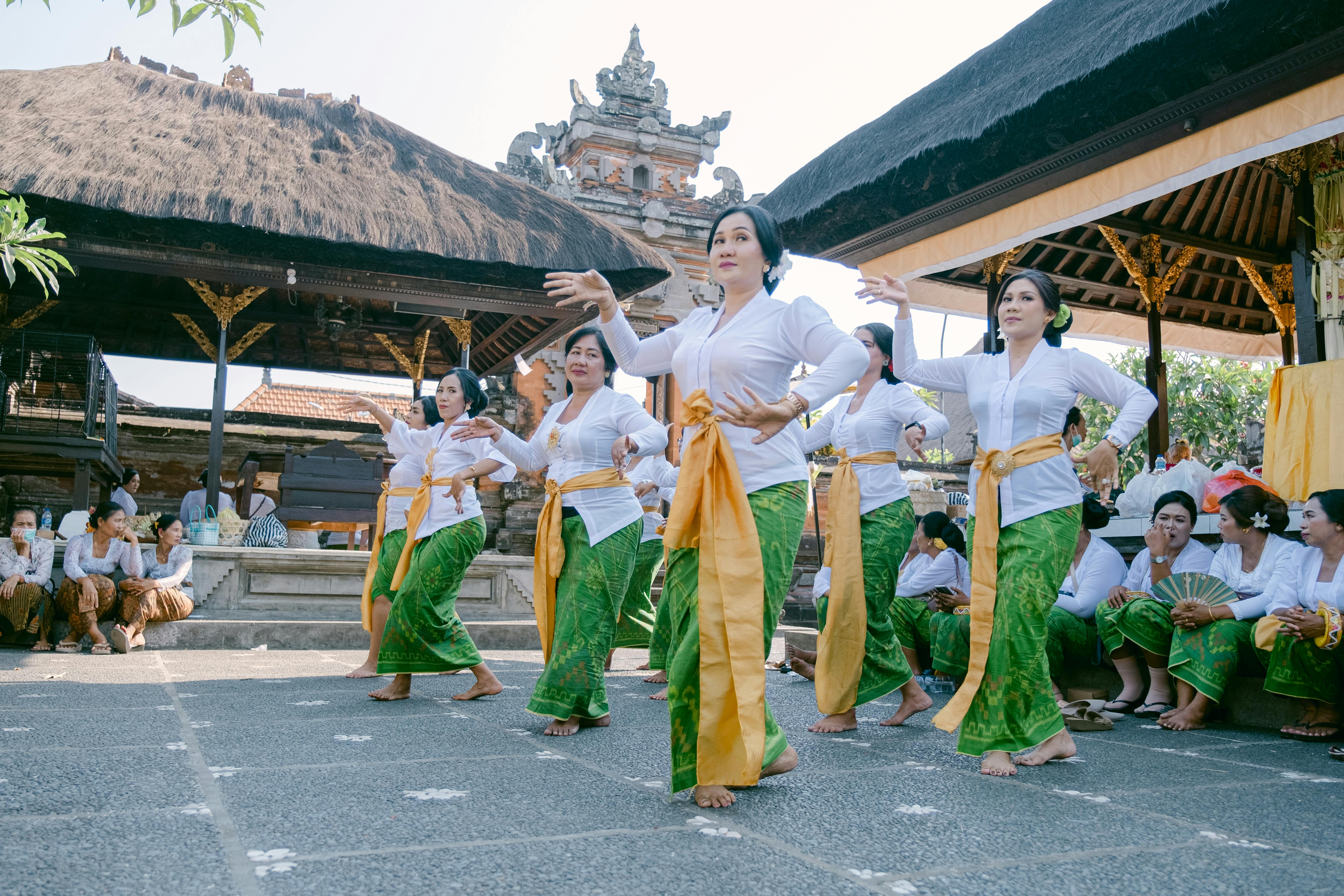 Tari Tradisional Bali Pada Upacara Di Pura · Foto Stok Gratis