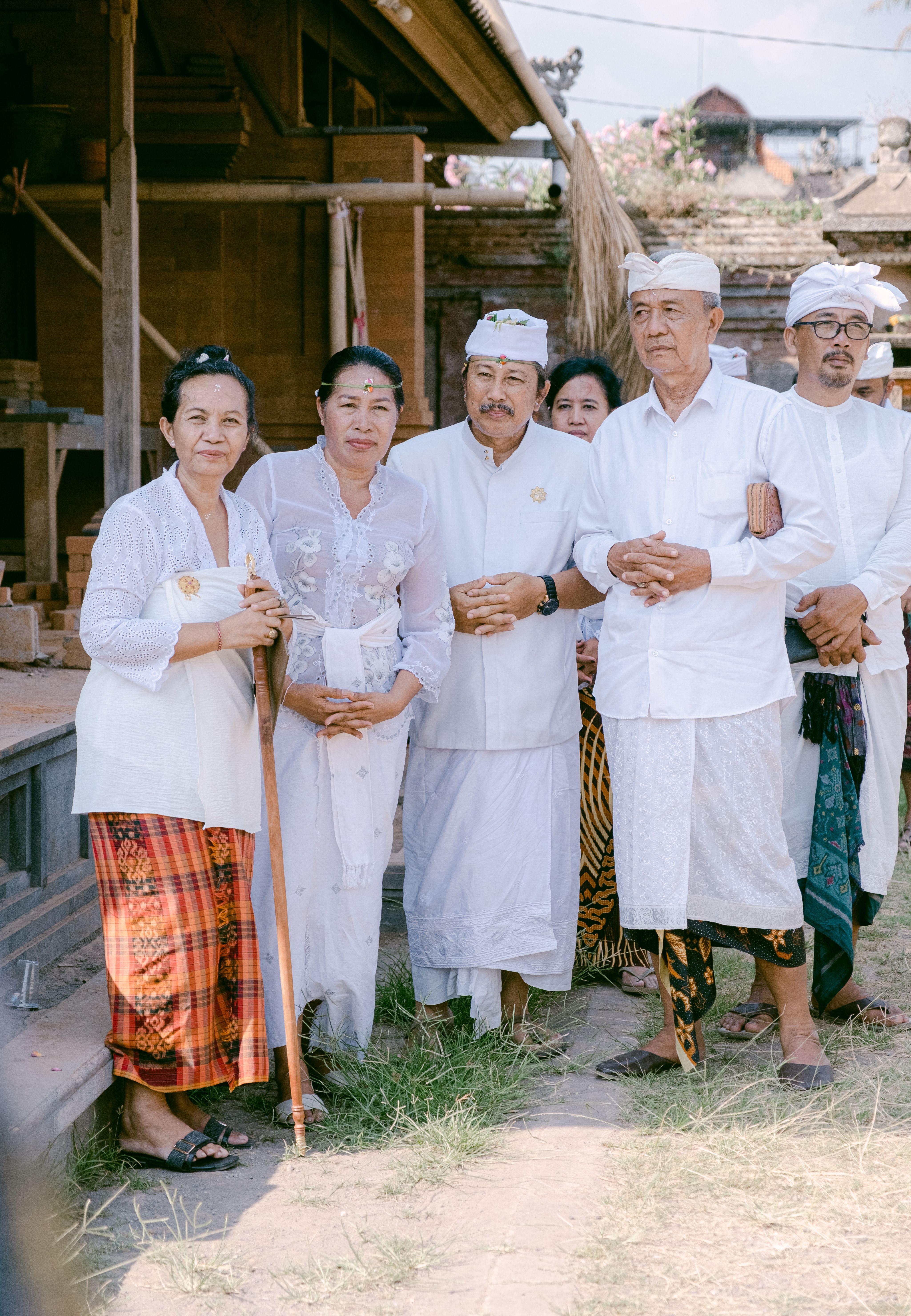 Traditional Balinese Ceremony with Elders and Attire · Free Stock Photo