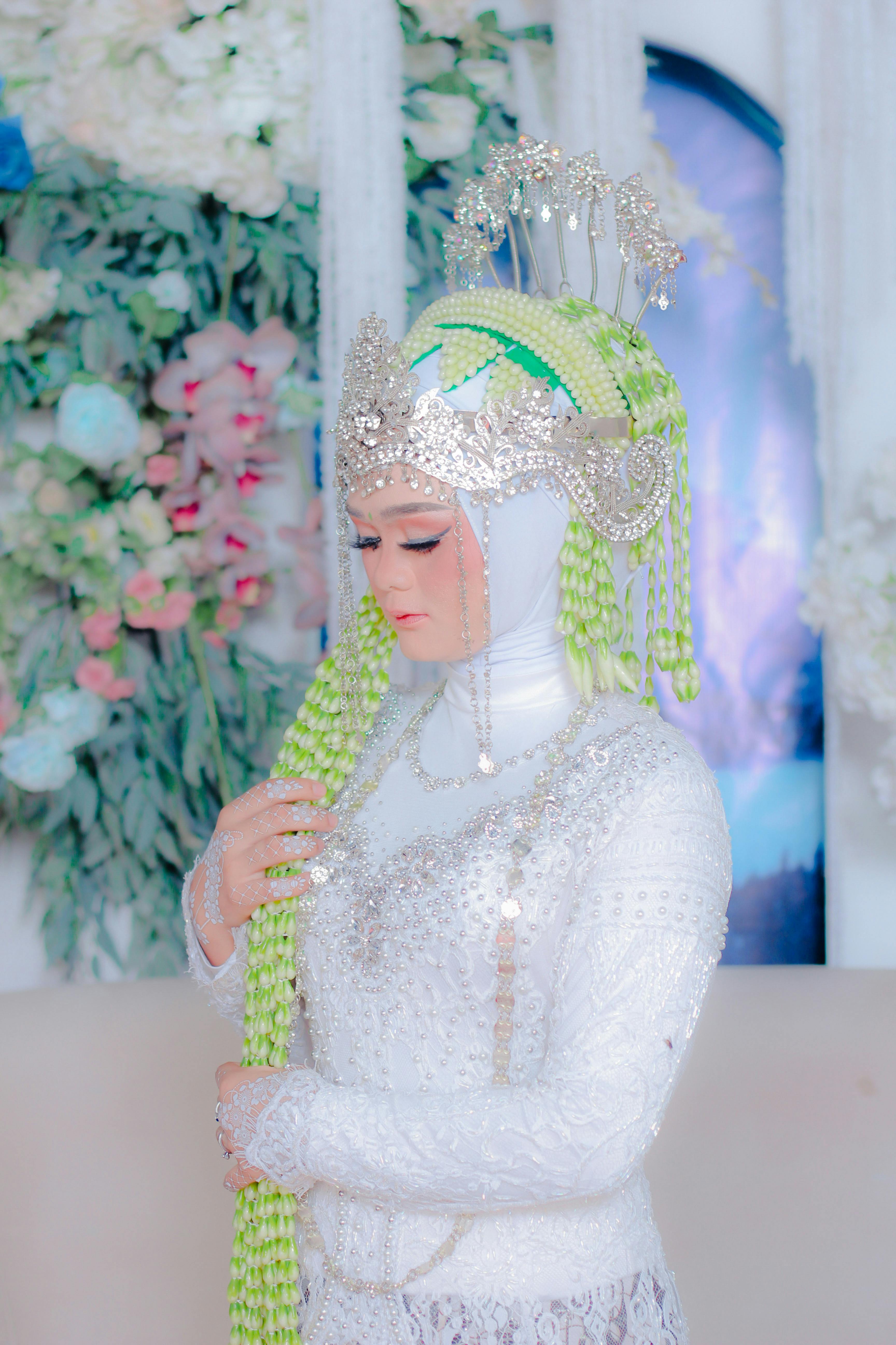 Elegant Bride in Traditional Indonesian Attire · Free Stock Photo