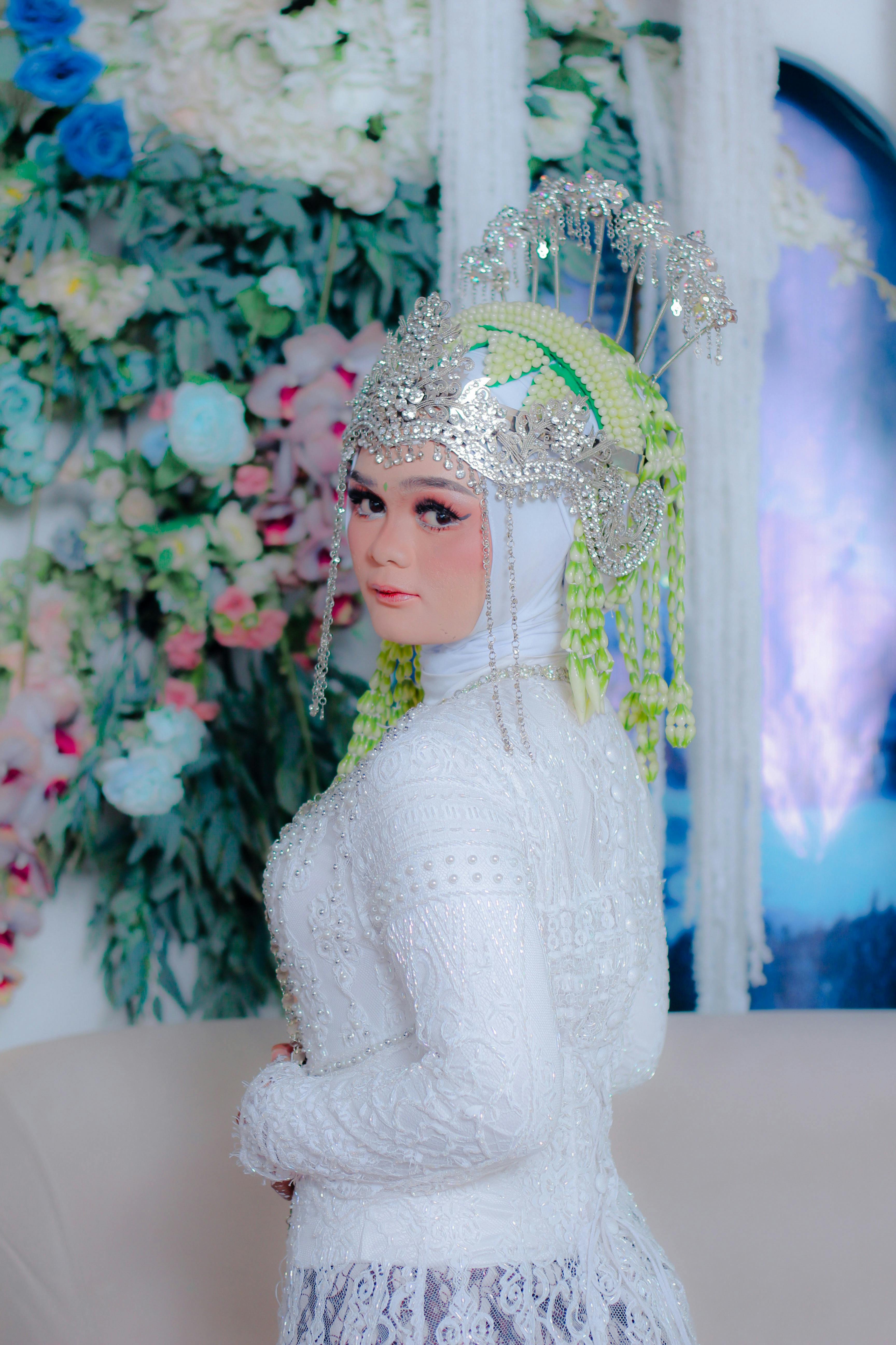 Elegant Bride in Traditional Indonesian Attire · Free Stock Photo