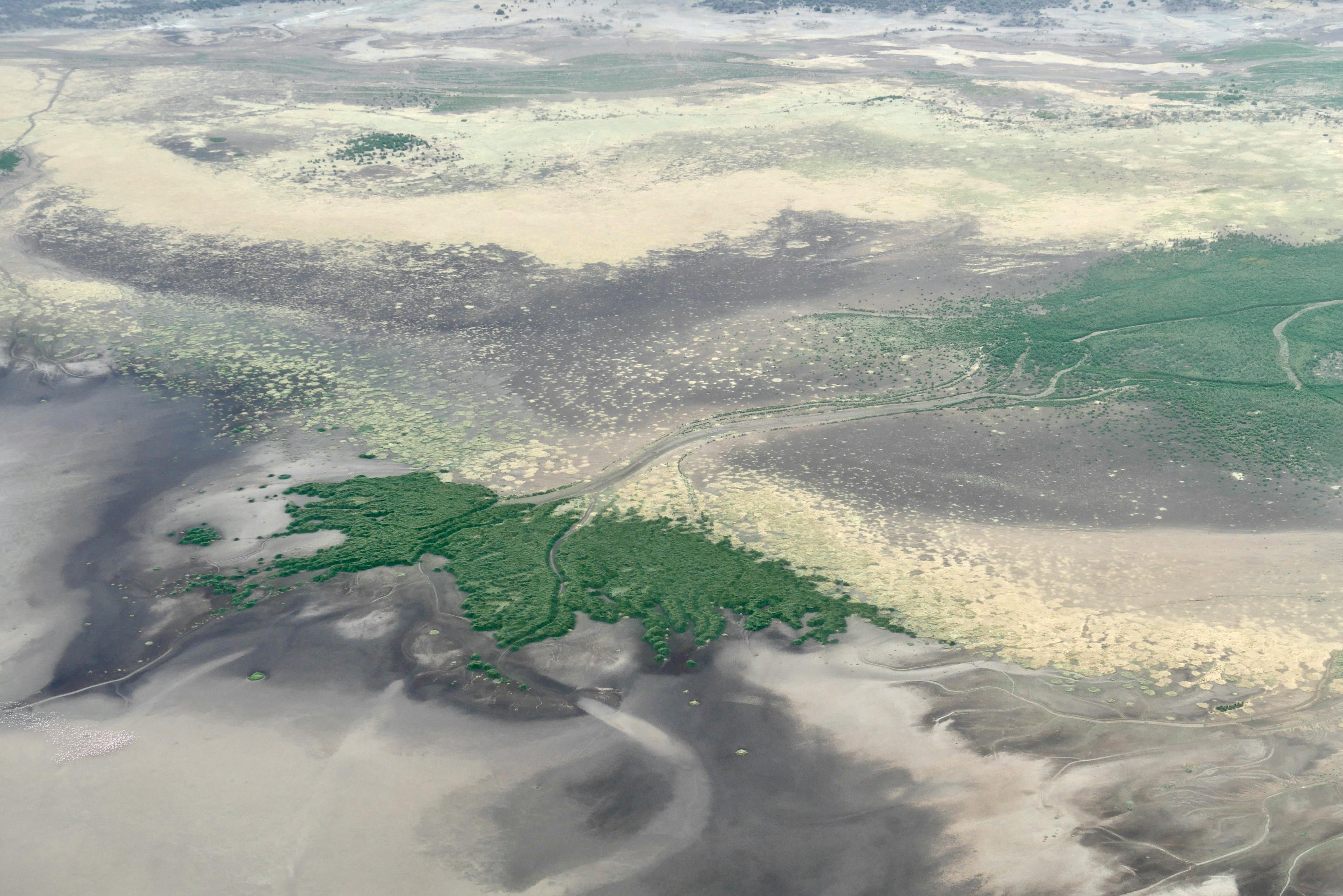 Vista Aérea Del Lecho Seco De Un Lago En Tanzania · Foto de stock gratuita