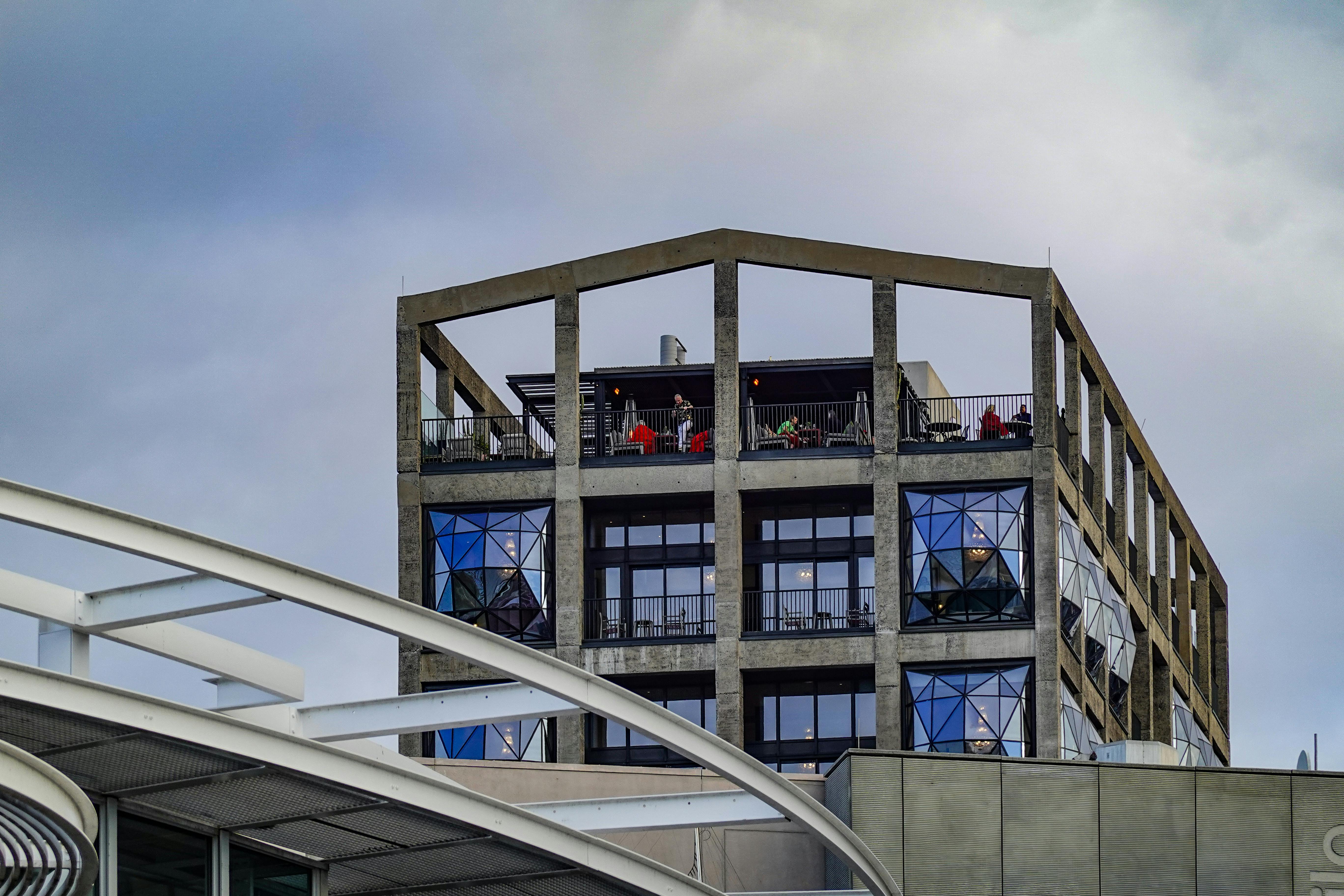 Modern Architectural Building with Rooftop Terrace · Free Stock Photo