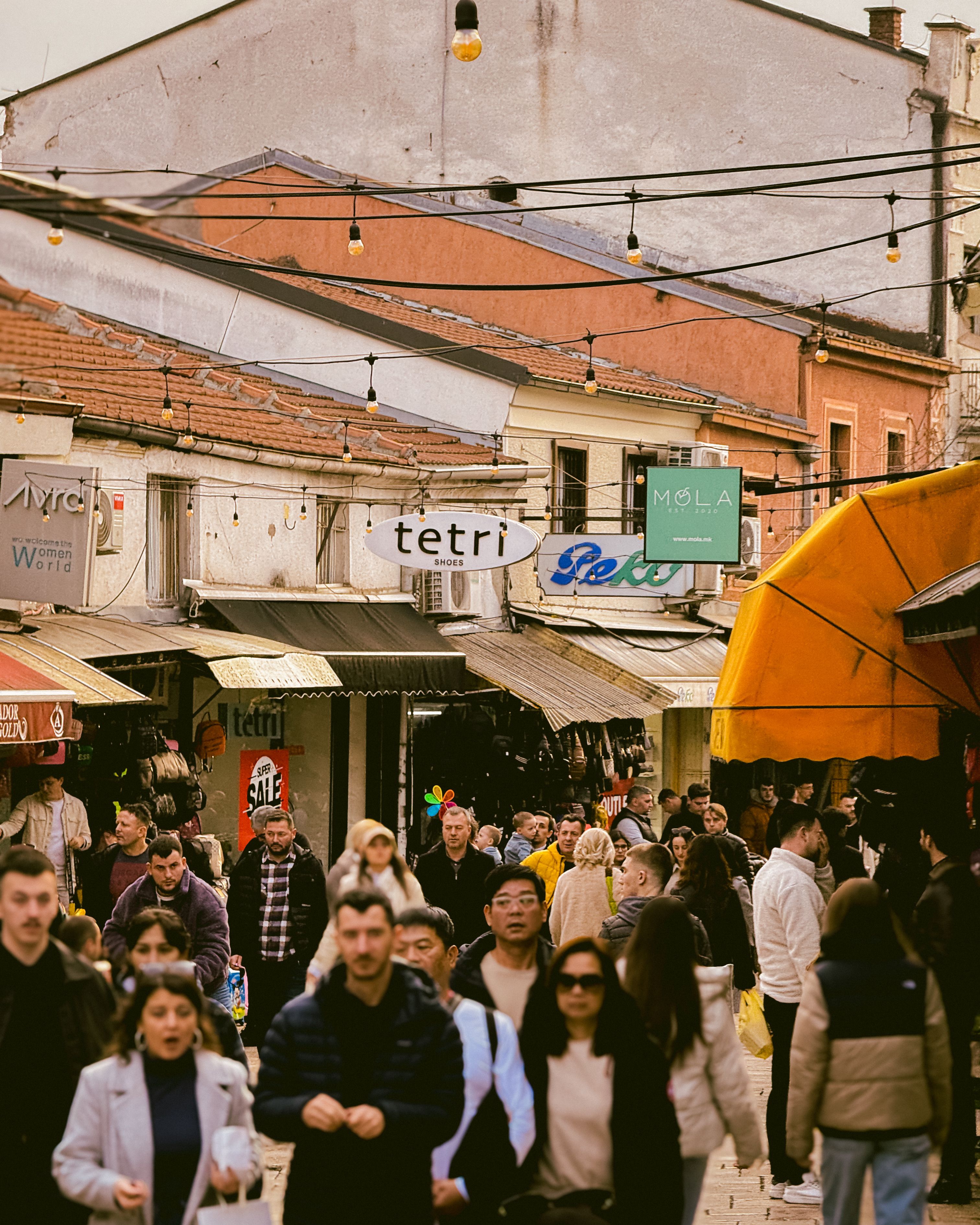Busy Outdoor Market with Diverse Crowd and Shops · Free Stock Photo