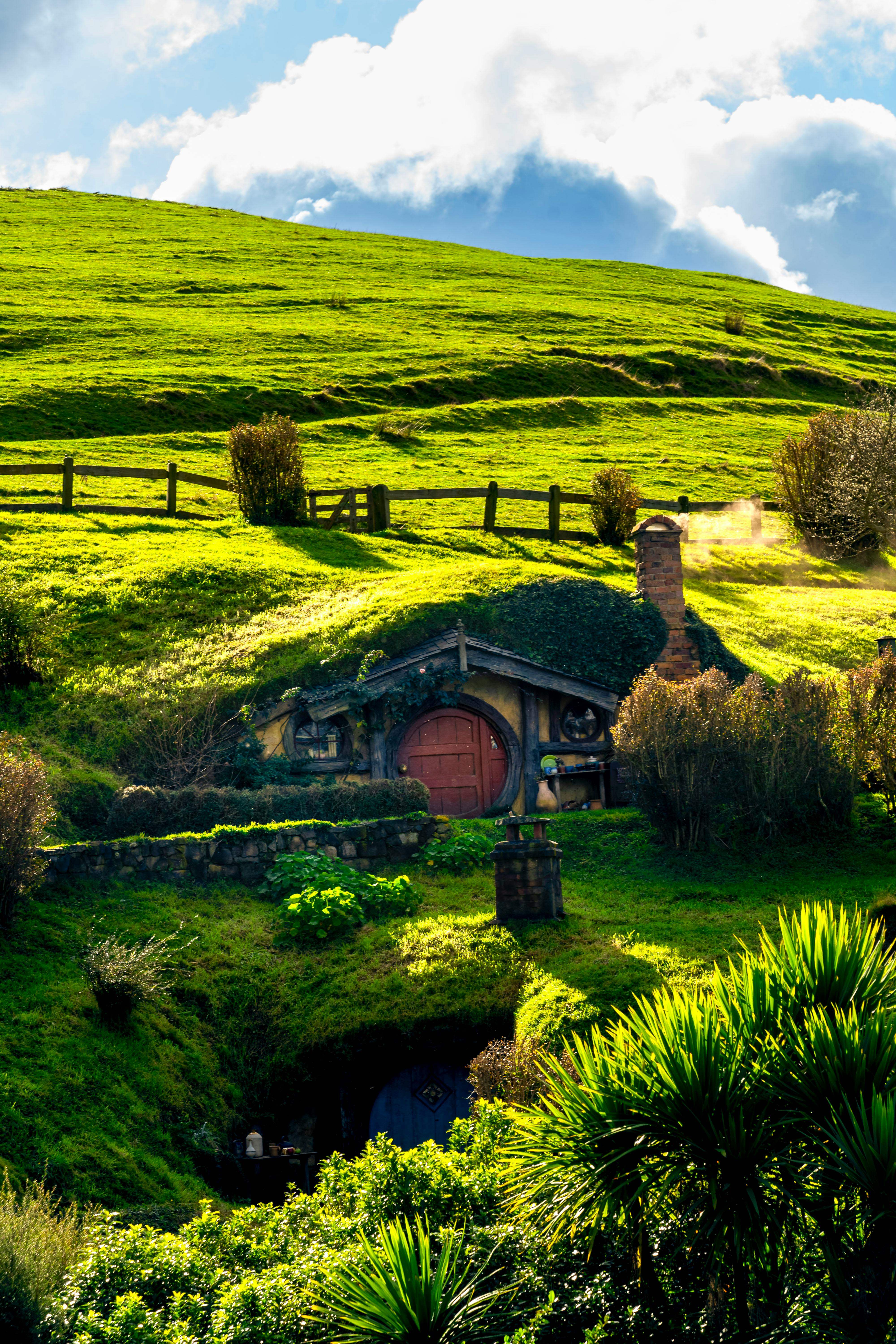 Enchanting Hobbit House in Lush New Zealand Landscape · Free Stock Photo