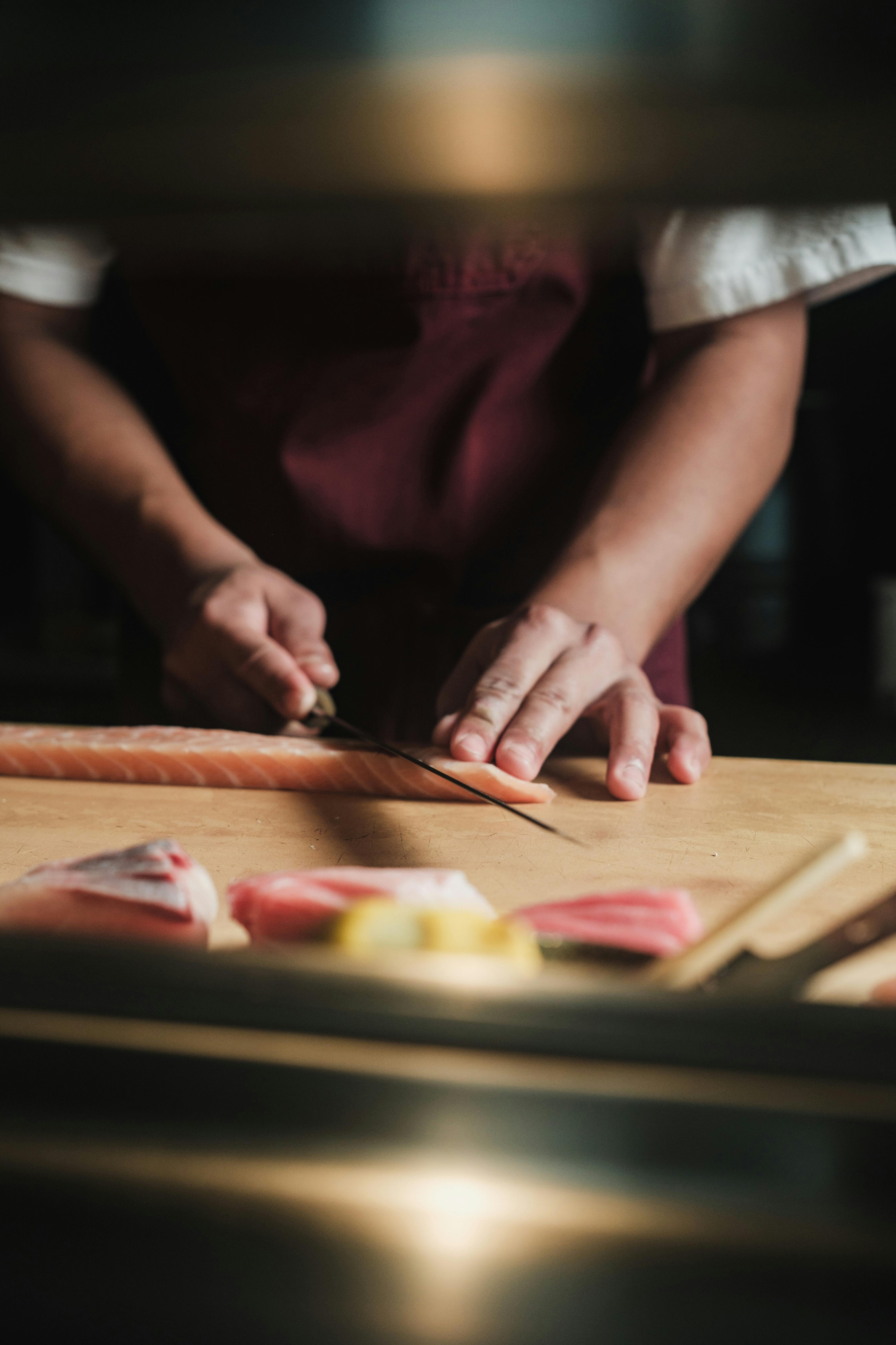 Chef Preparando Sushi Com Ingredientes Frescos · Foto profissional gratuita