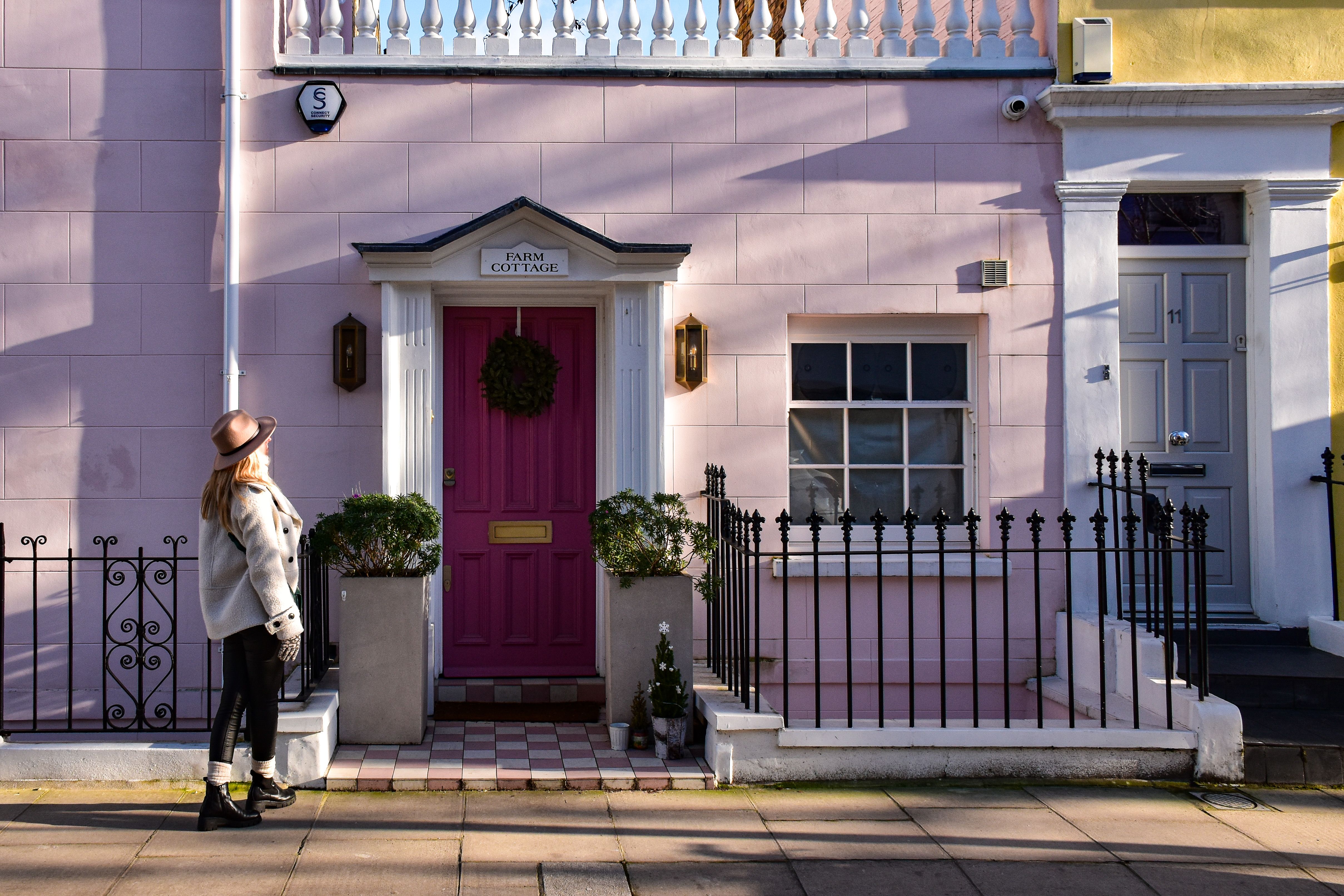 Charming Pink Cottage in London with Visitor · Free Stock Photo