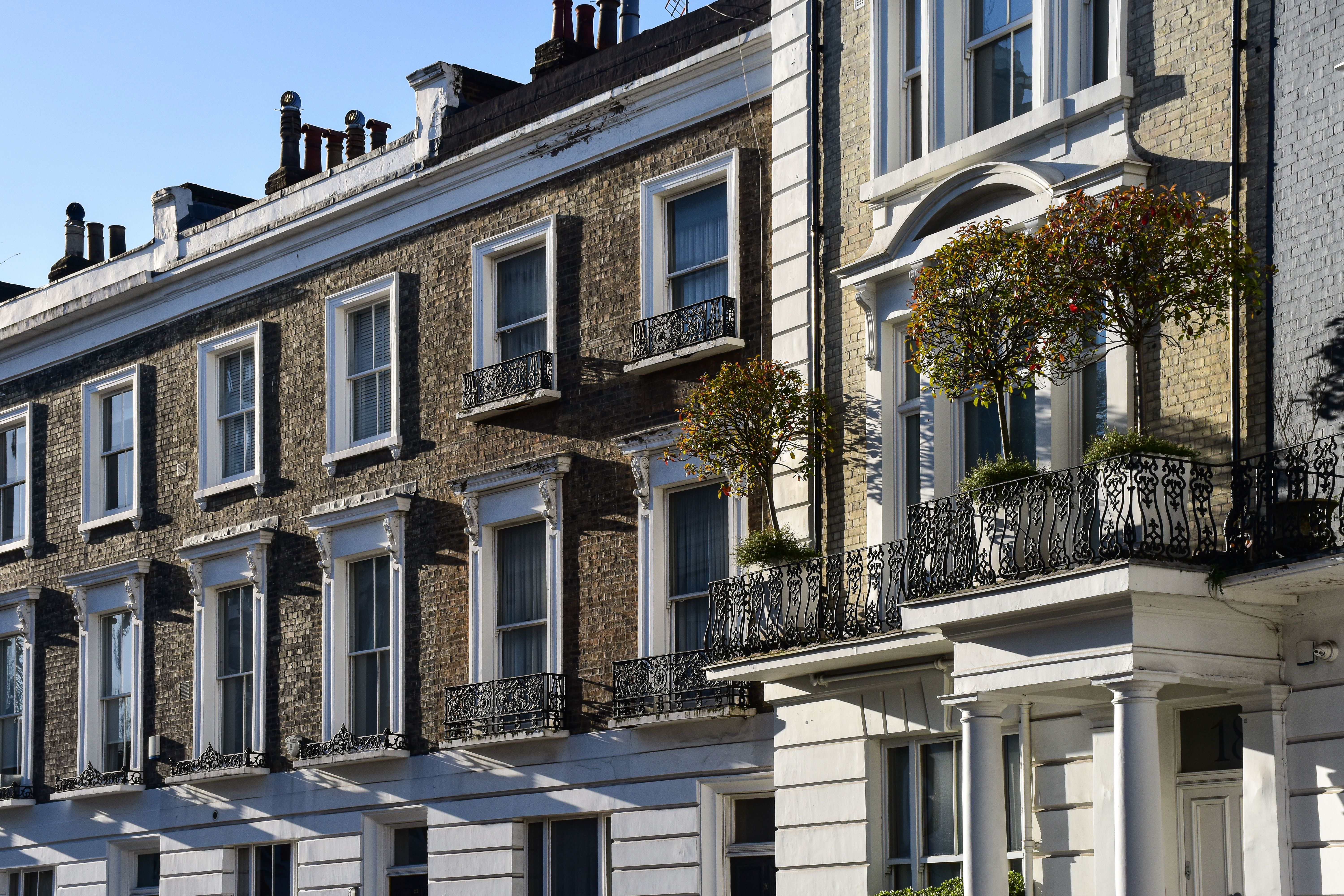 Classic London Townhouses in Sunlight · Free Stock Photo