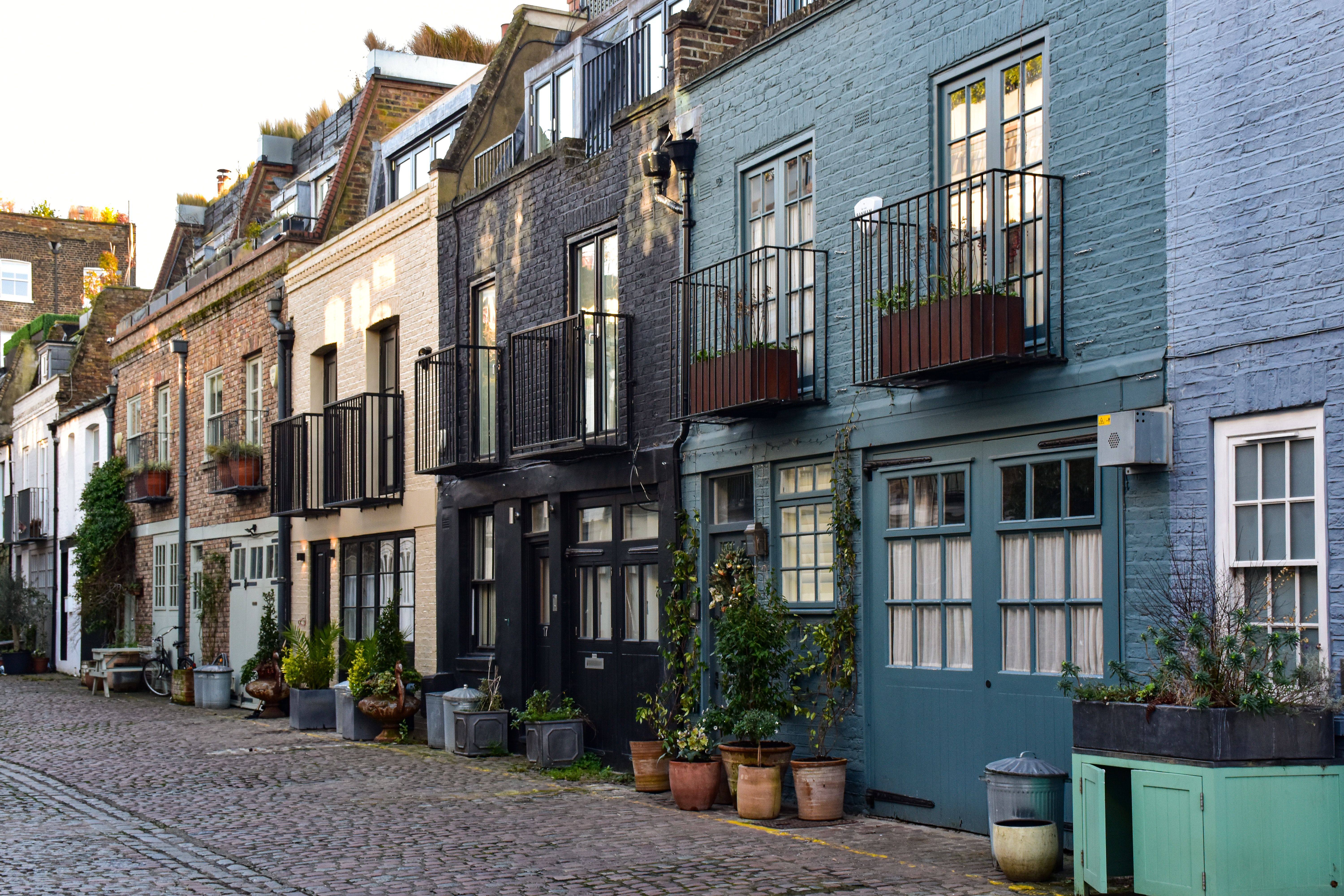 Charming Mews Houses in London Alleyway · Free Stock Photo