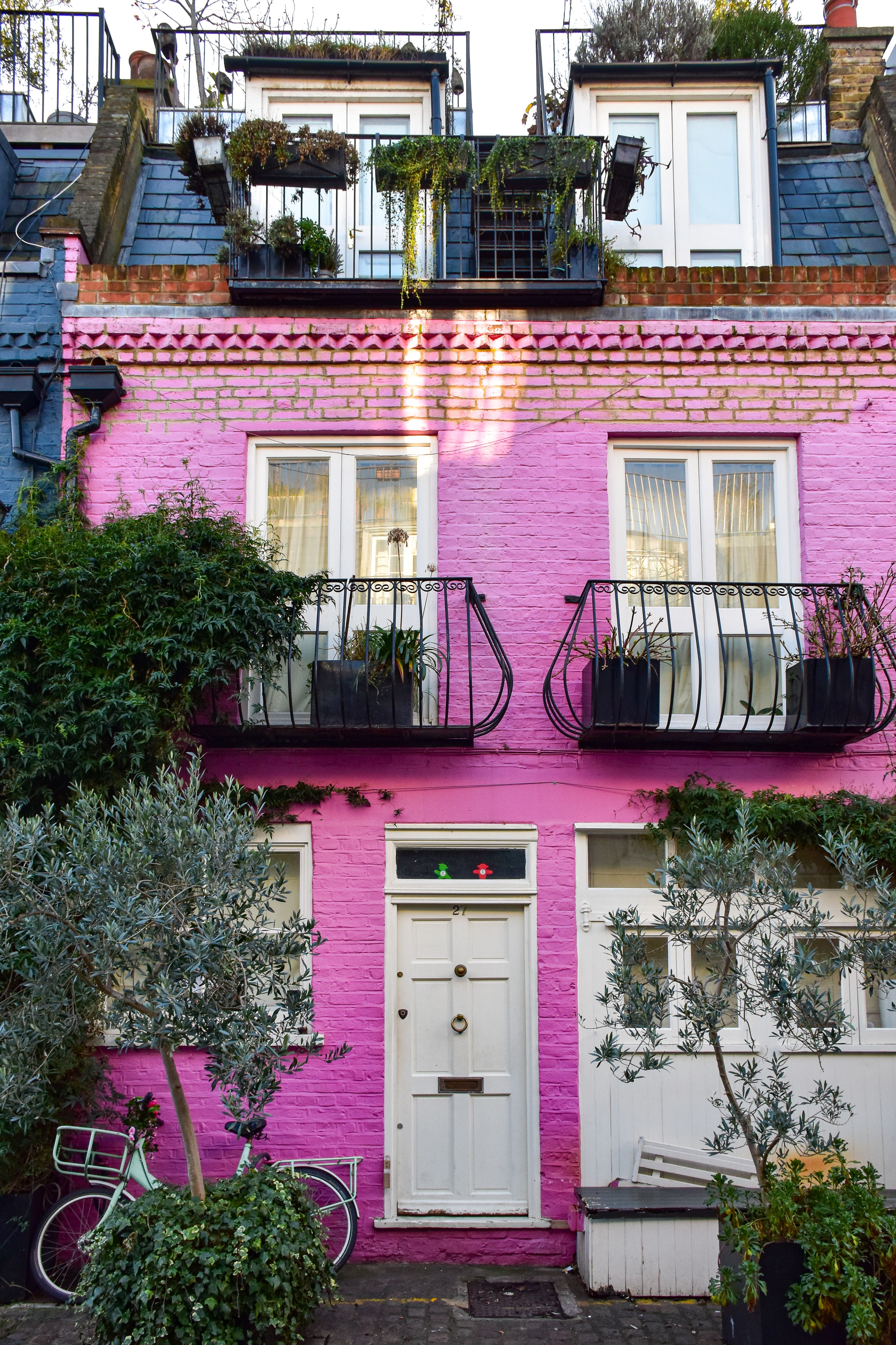 Vibrant Pink House in London Courtyard · Free Stock Photo