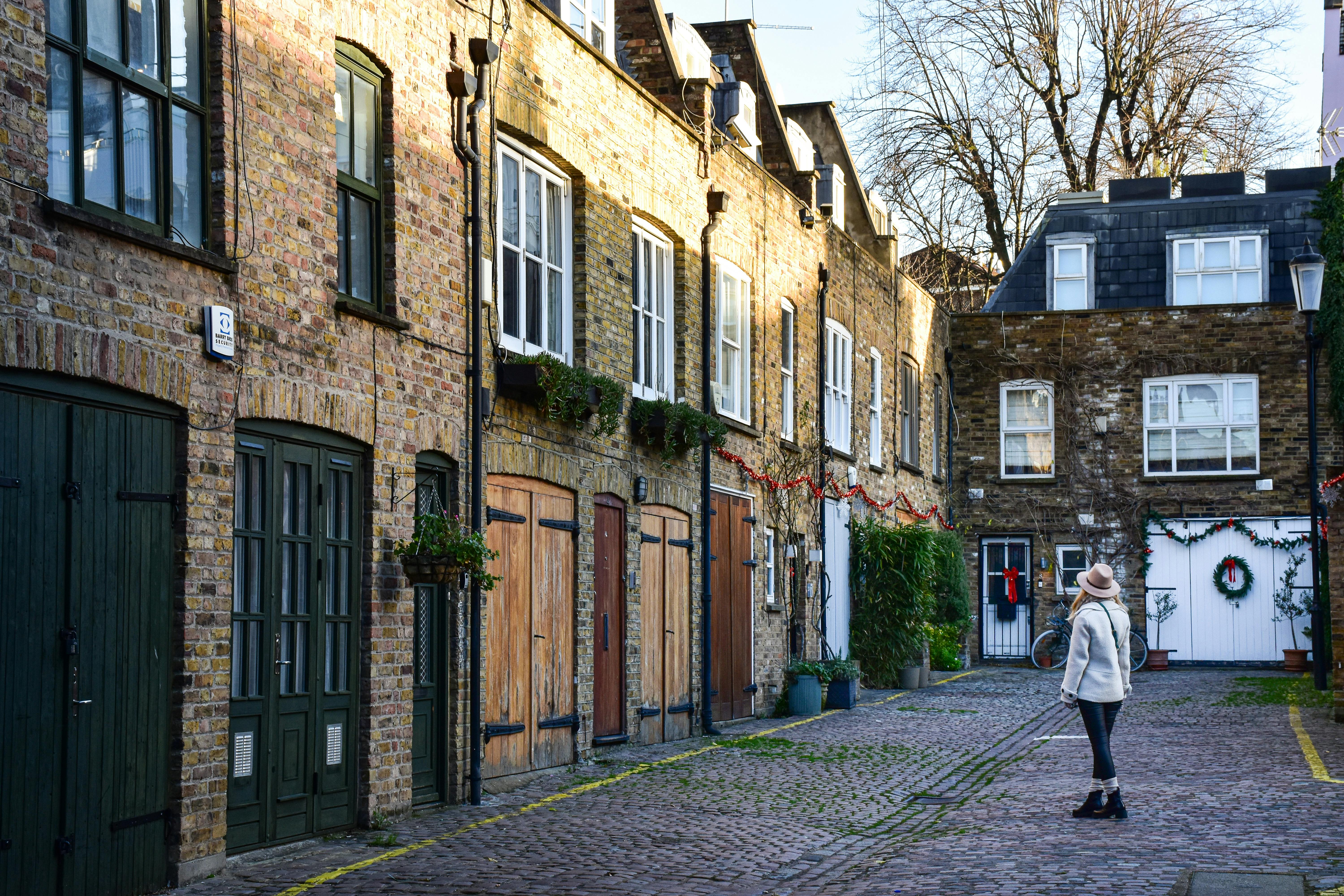 Charming London Street Scene with Historic Architecture · Free Stock Photo