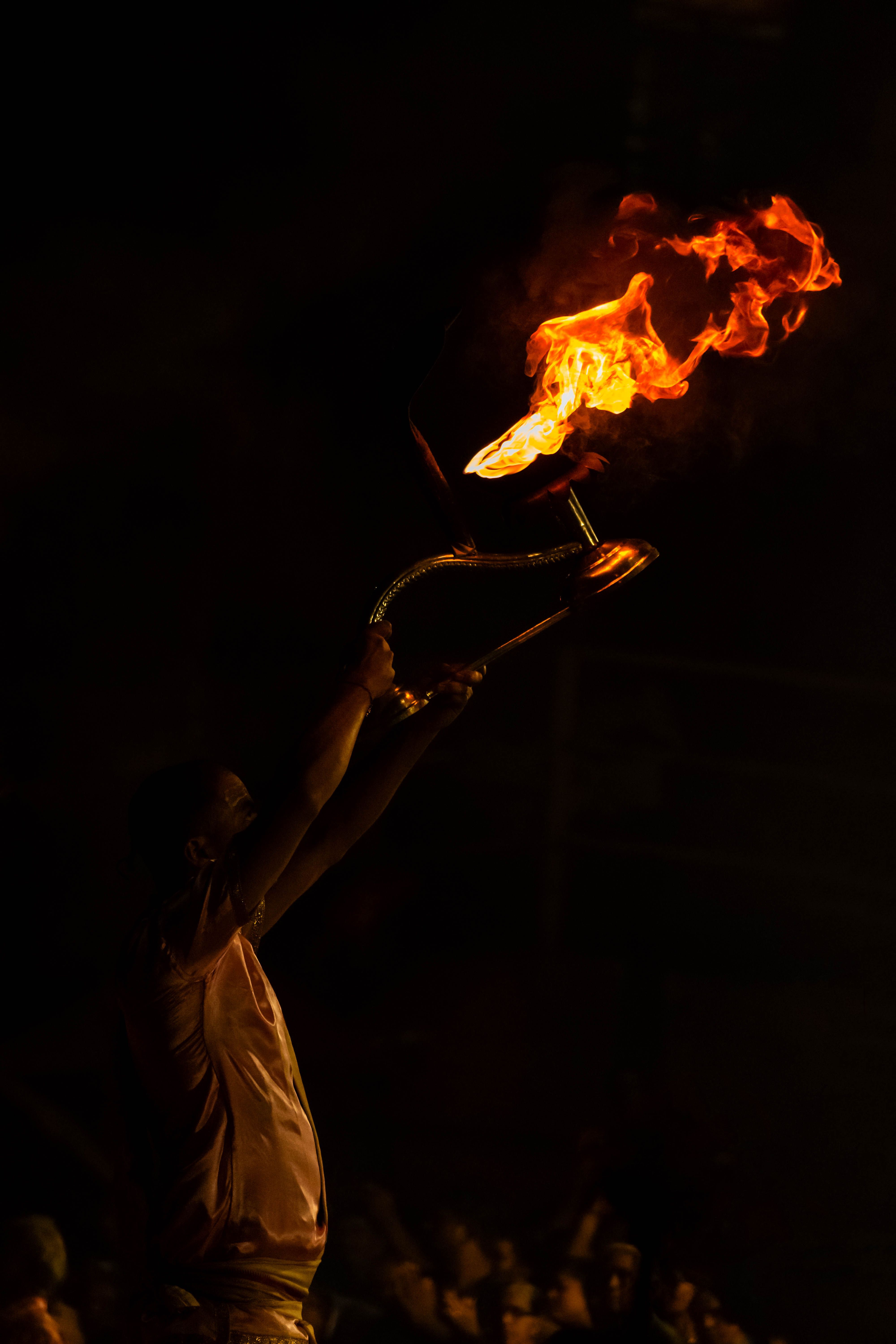 Fascinante Ceremonia Aarti Del Ganges En Varanasi · Foto de stock gratuita