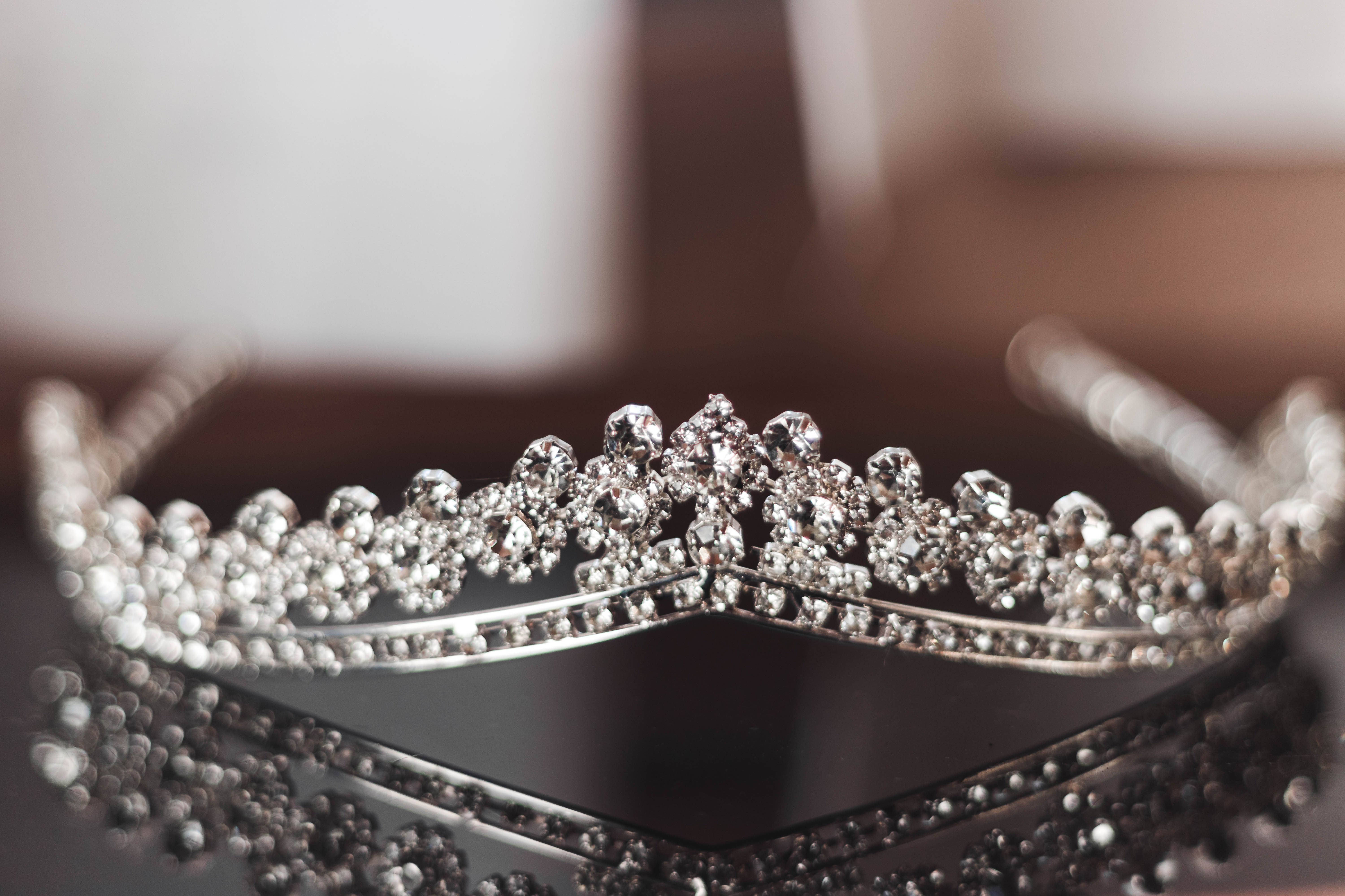 Elegante Tiara De Diamantes Sobre Superficie Reflectante · Foto de ...