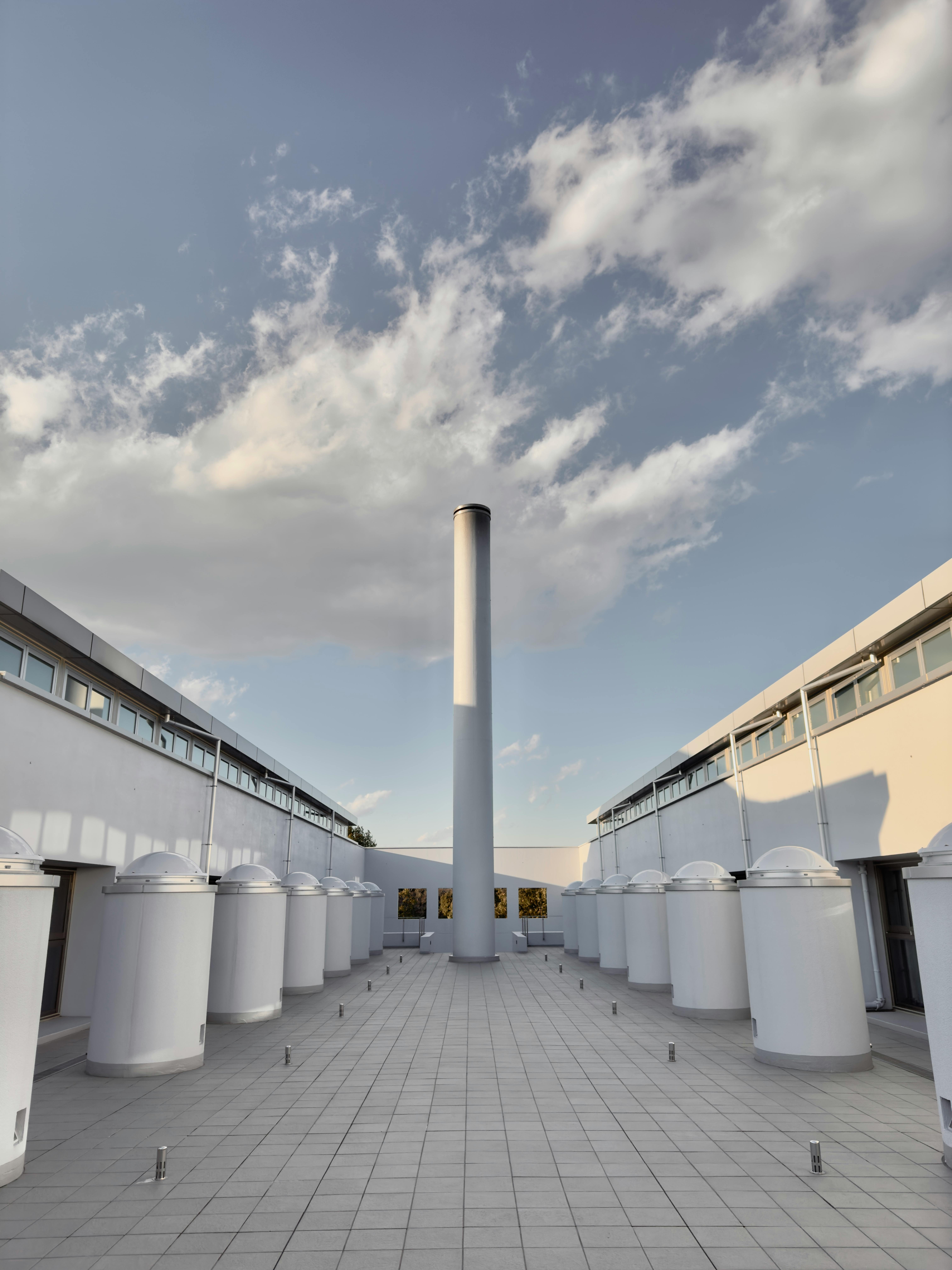 Modern Architectural Rooftop with Pillars · Free Stock Photo