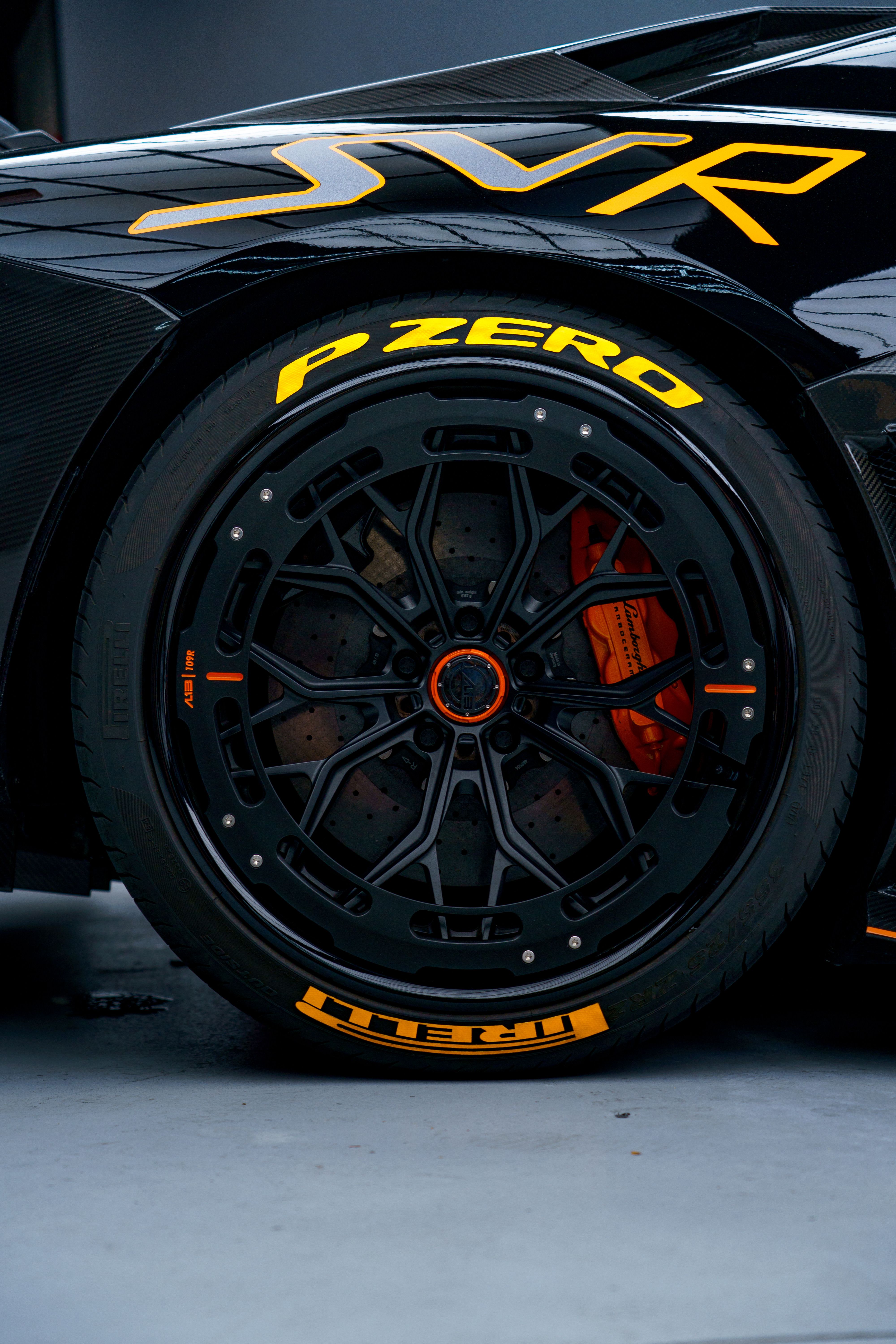 Close-Up of Sports Car Tire and Wheel Design · Free Stock Photo