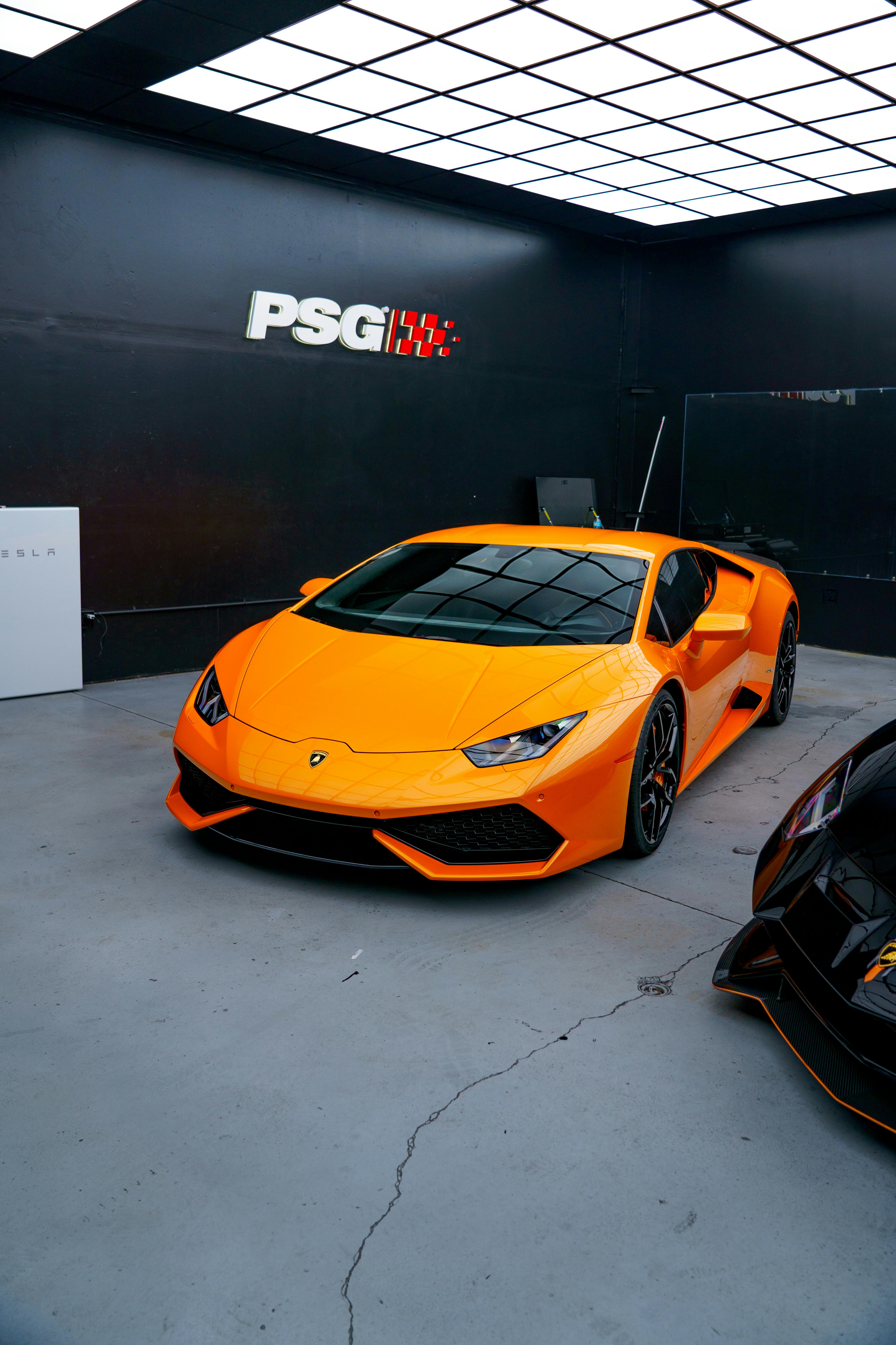 Une Lamborghini Orange Vibrante Dans La Salle D'exposition · Photo gratuite
