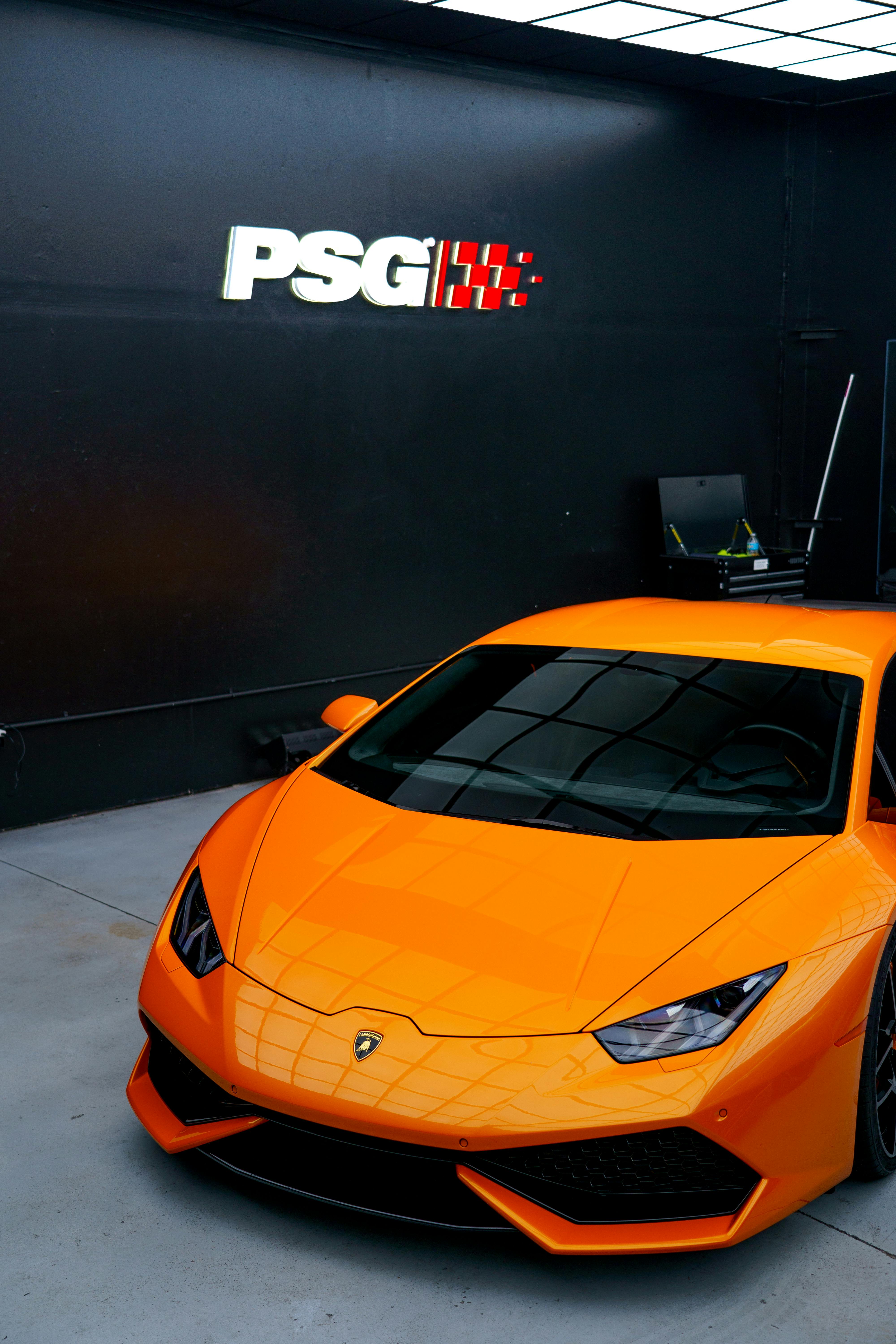 Une Lamborghini Orange Vibrante Dans La Salle D'exposition · Photo gratuite