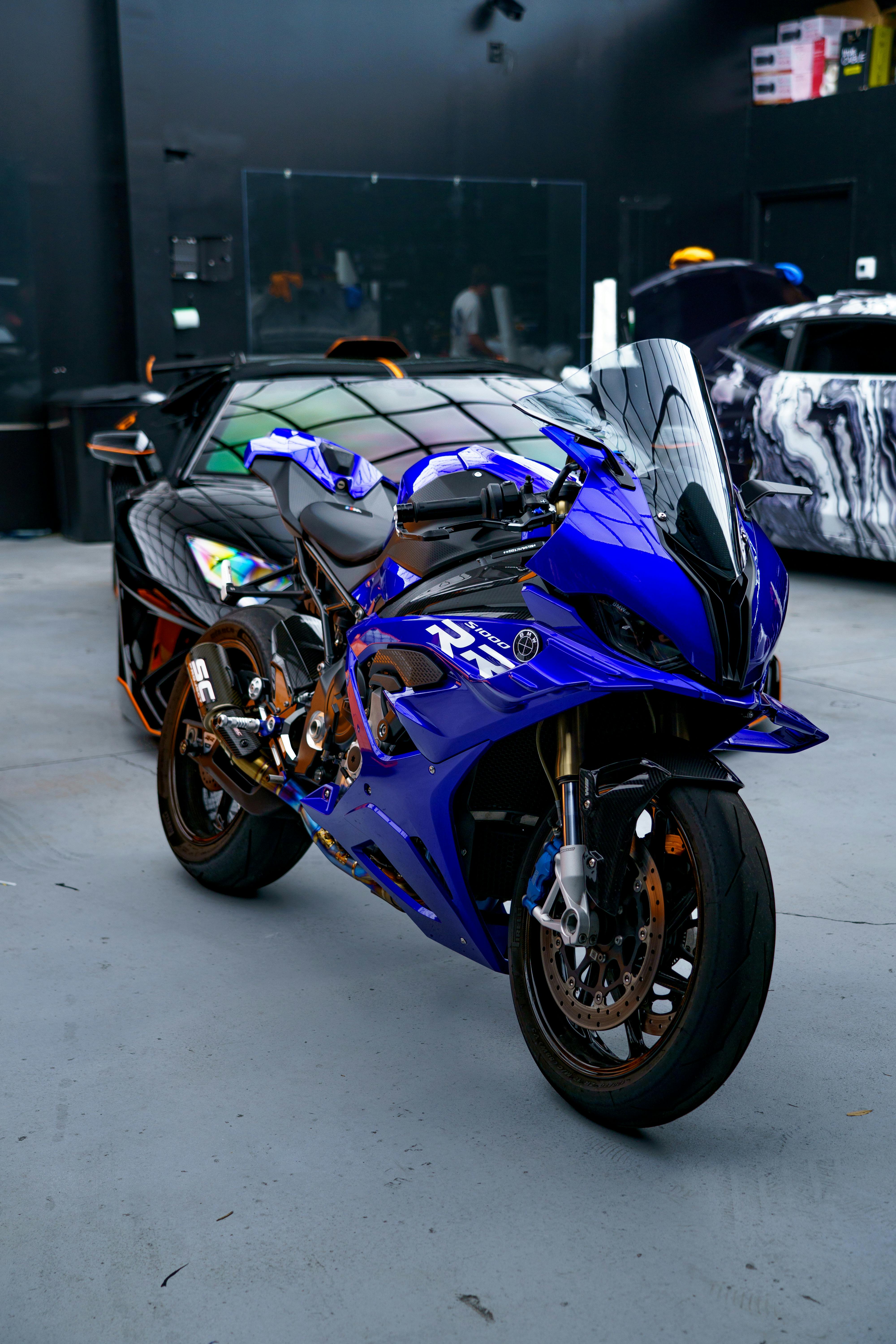 Stunning Blue Sports Motorcycle in Stylish Garage · Free Stock Photo