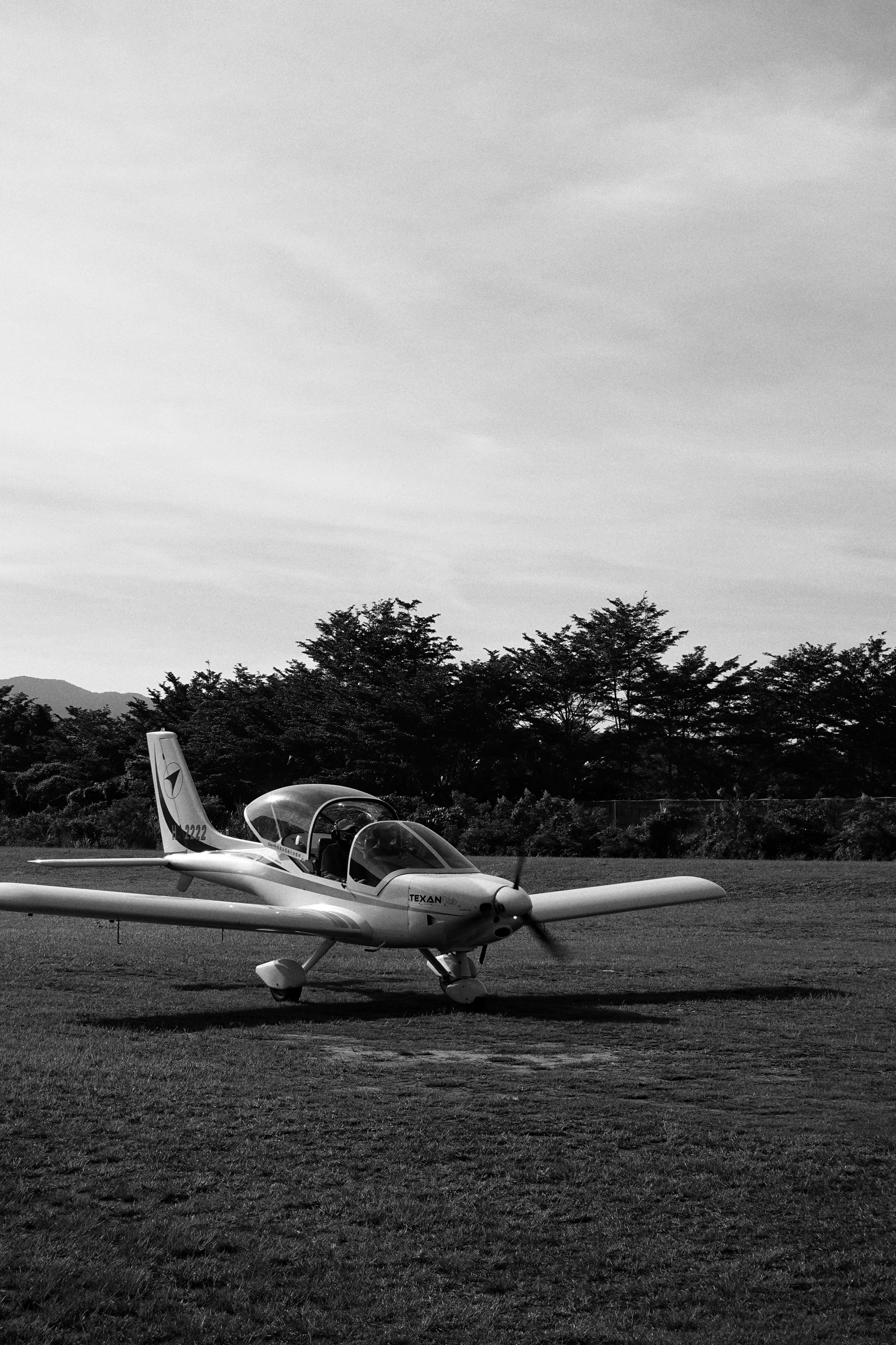 Single-engine plane on grassy field in Taiwan · Free Stock Photo
