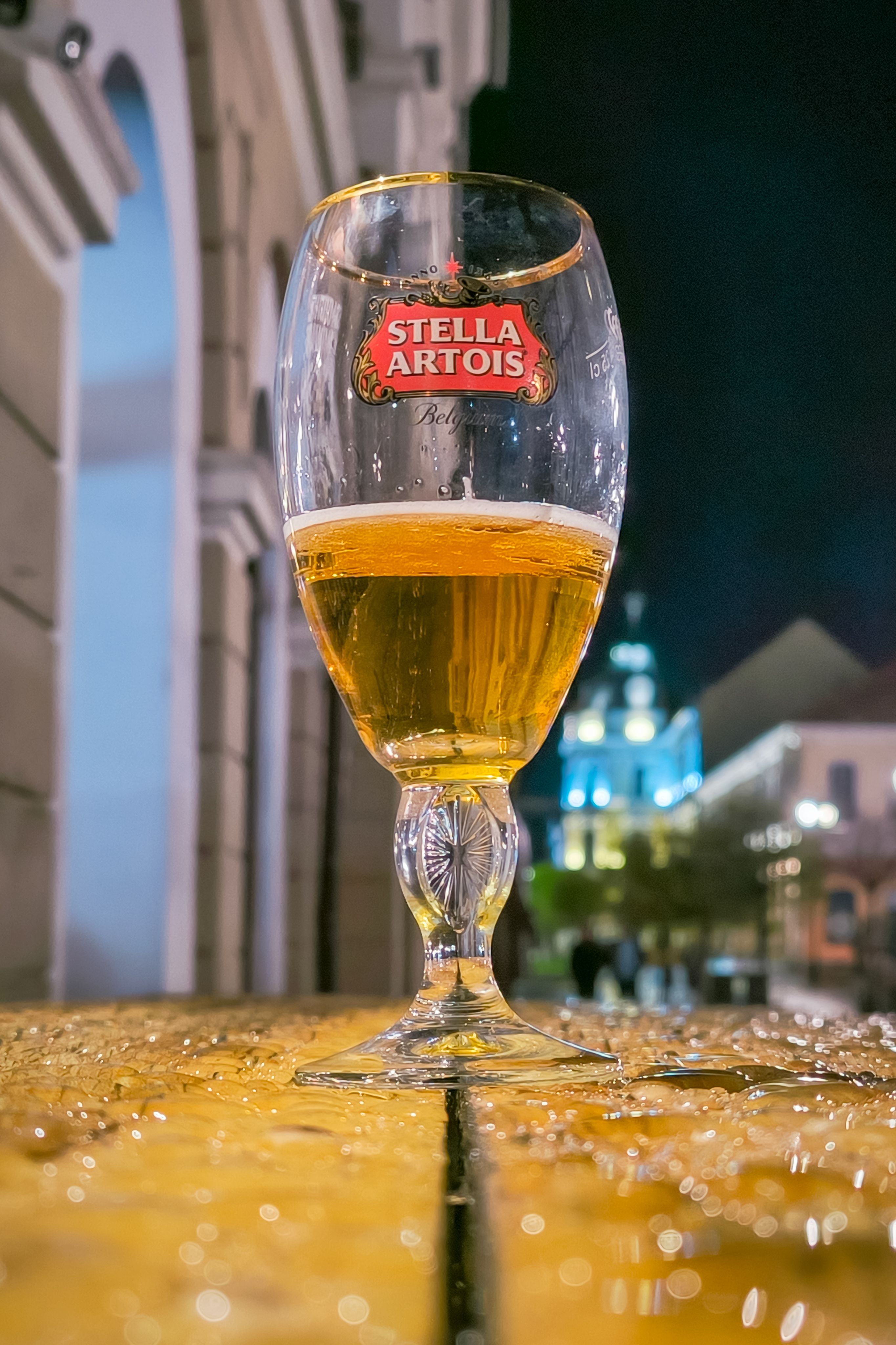 Copo De Cerveja Stella Artois à Noite Em Sepsiszentgyörgy · Foto ...