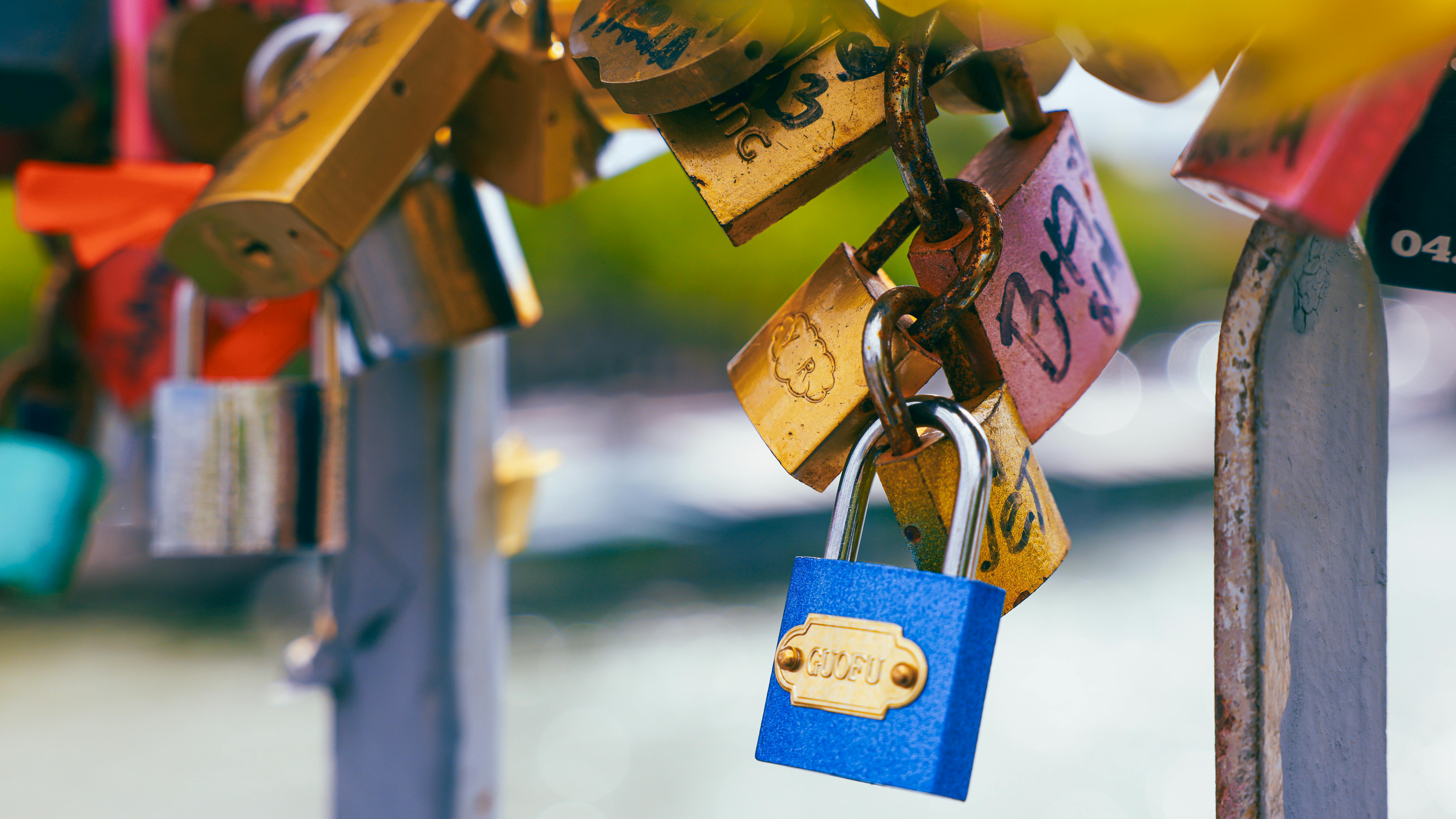 Candados De Amor De Colores En El Puente De París · Foto de stock gratuita