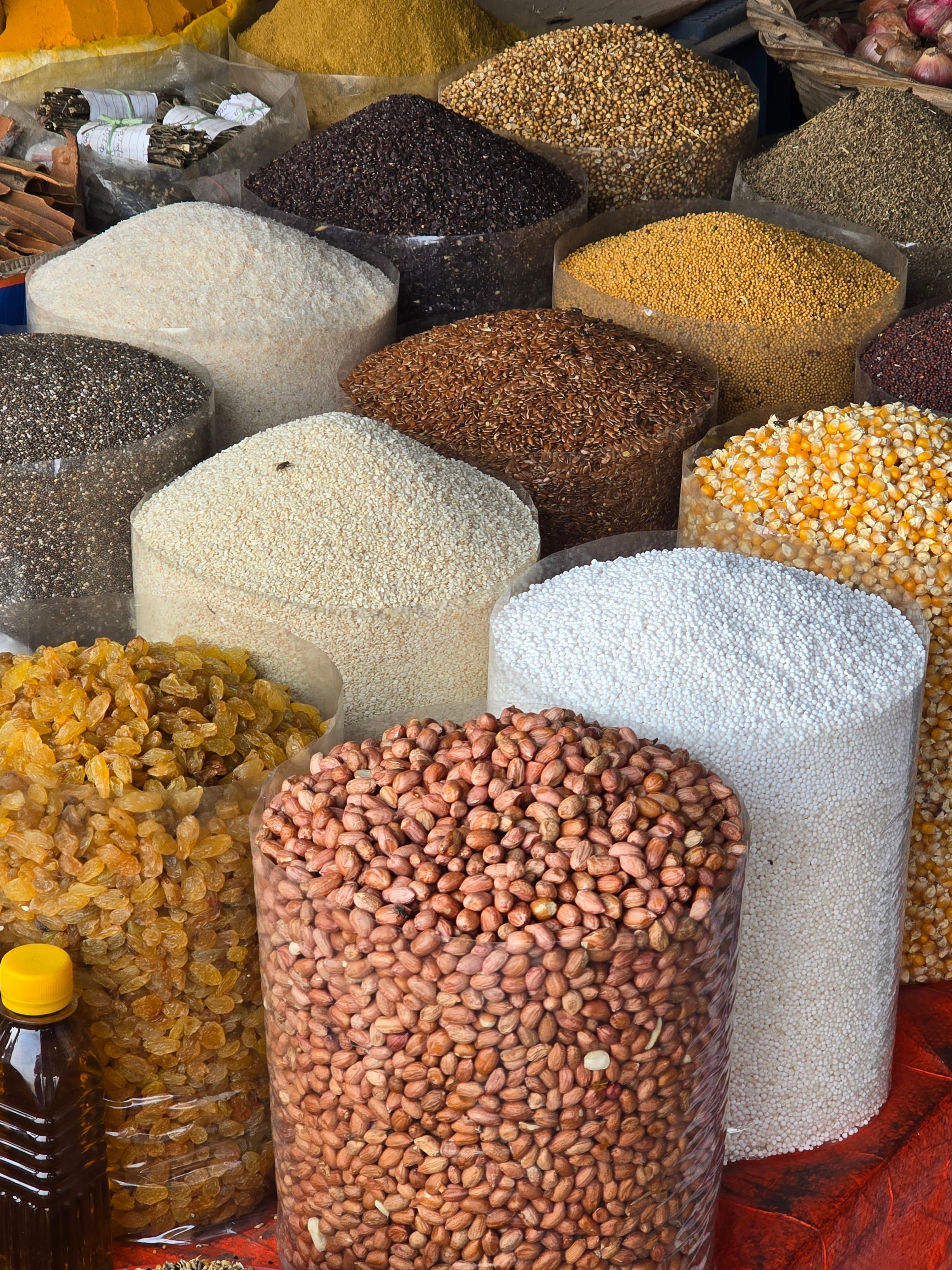 Variedad De Granos Y Semillas En Un Mercado De Dhaka · Foto de stock ...