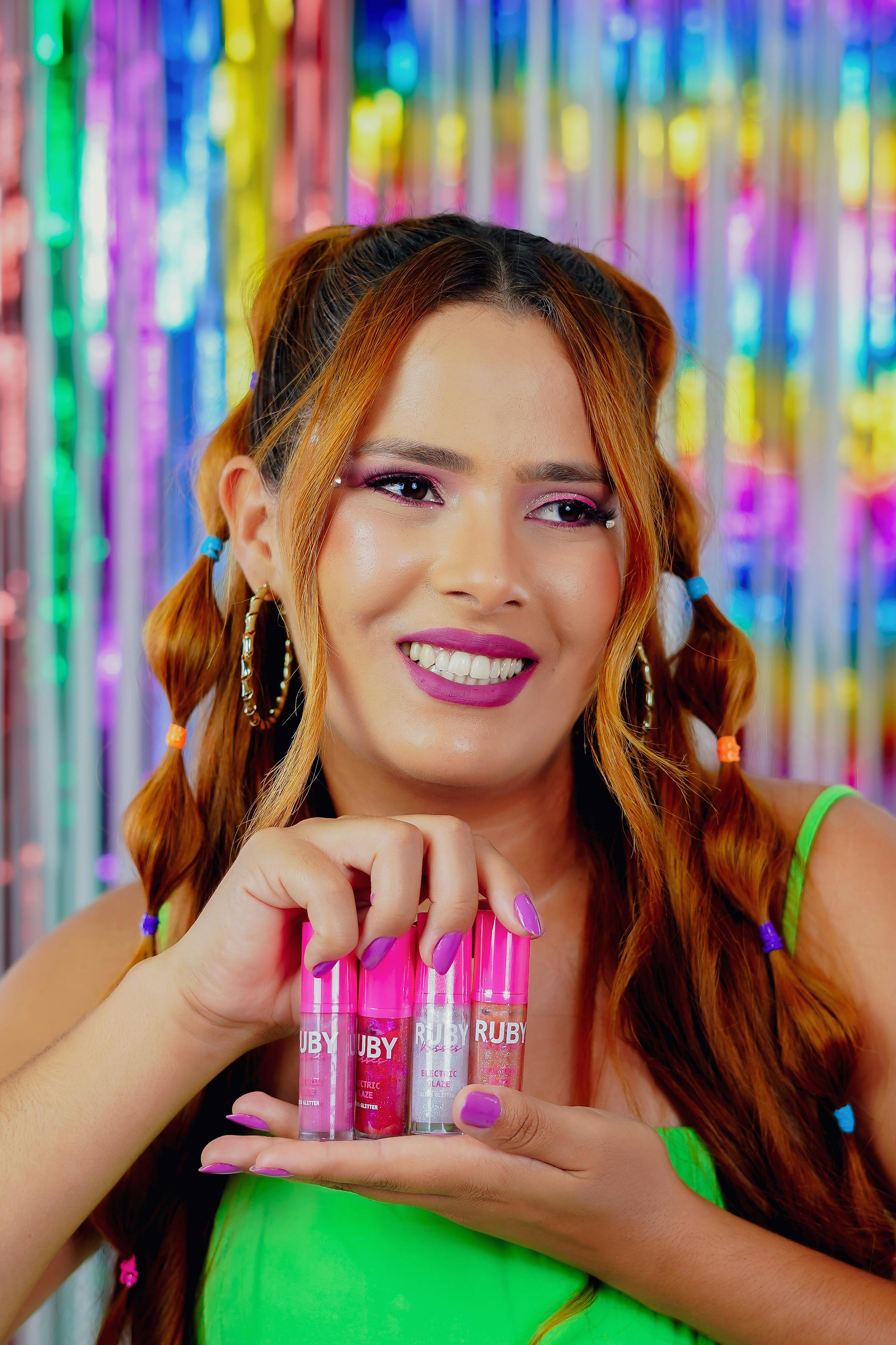Retrato Vibrante De Uma Mulher Segurando Batons Ruby · Foto profissional gratuita