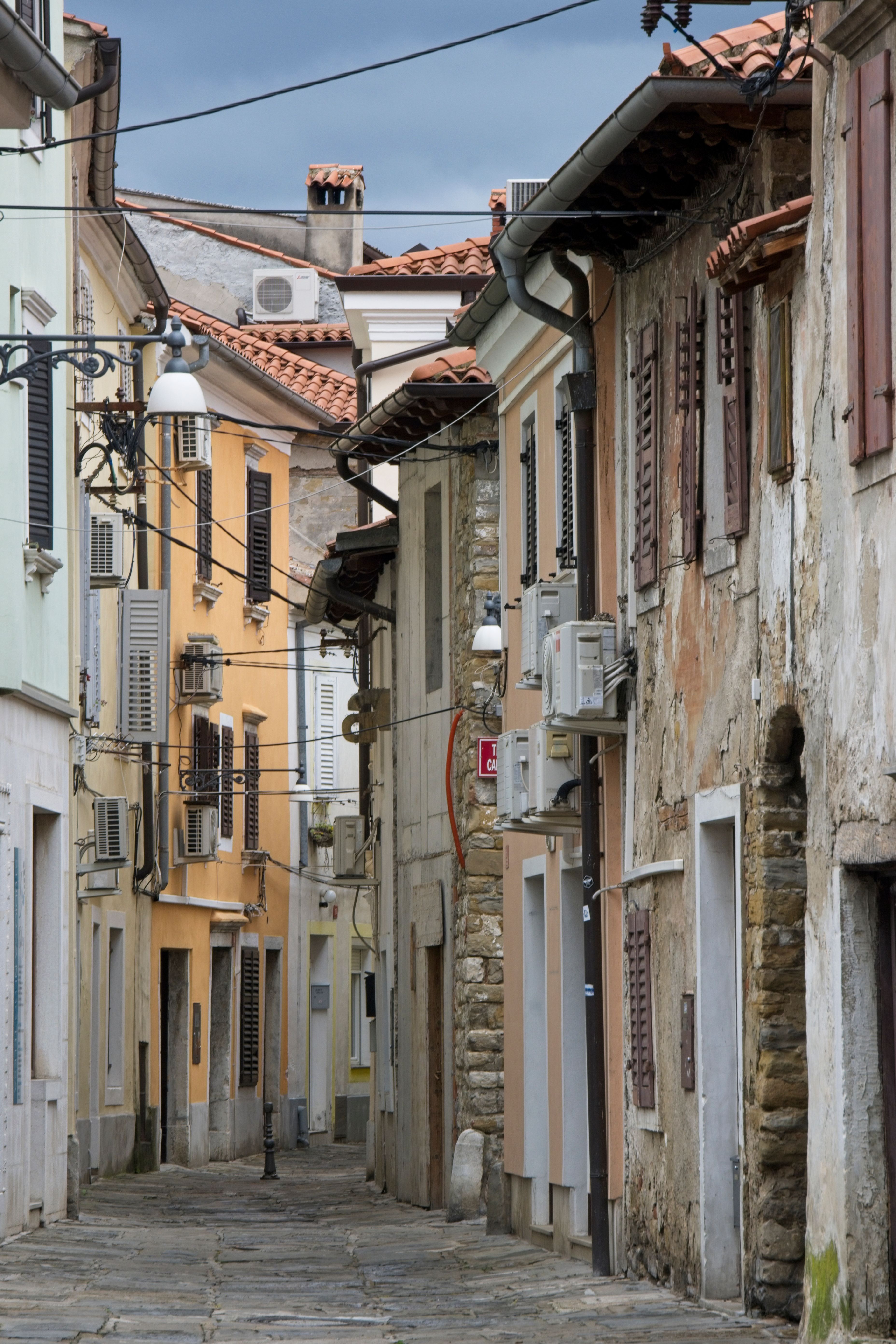 Charming Alley in Old Town Koper with Rustic Facades · Free Stock Photo