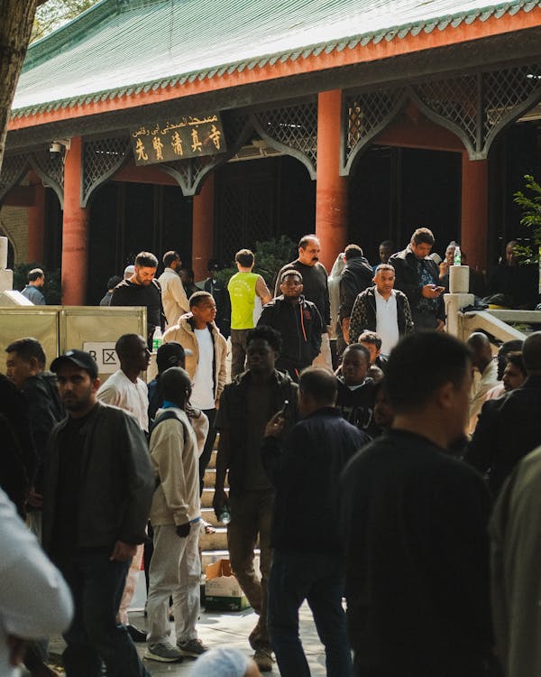Diverse Crowd at a Busy Market Entrance · Free Stock Photo Diverse Crowd at a Busy Market Entrance · Free Stock Photo