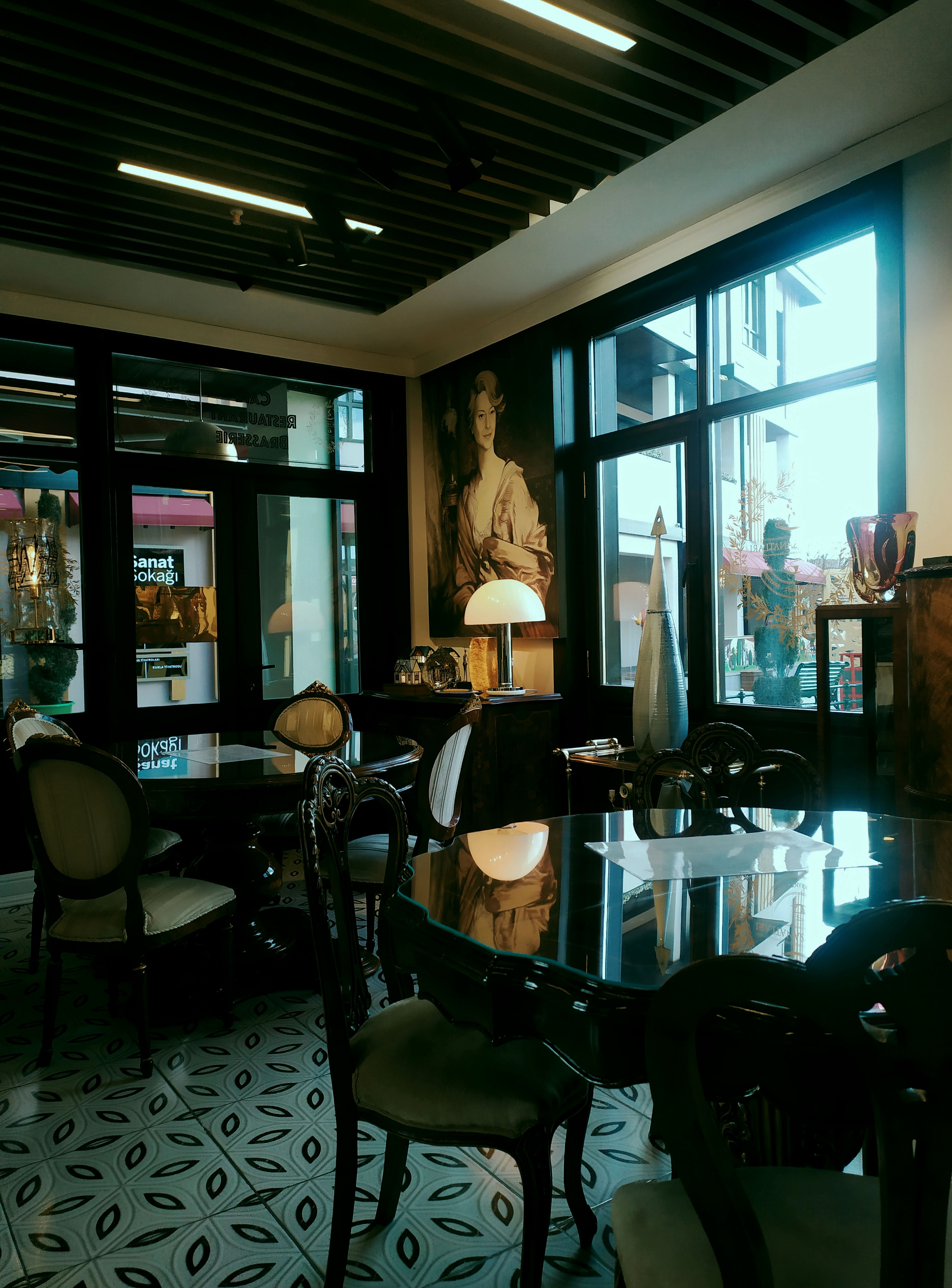 Elegant Interior Café with Classic Furniture · Free Stock Photo