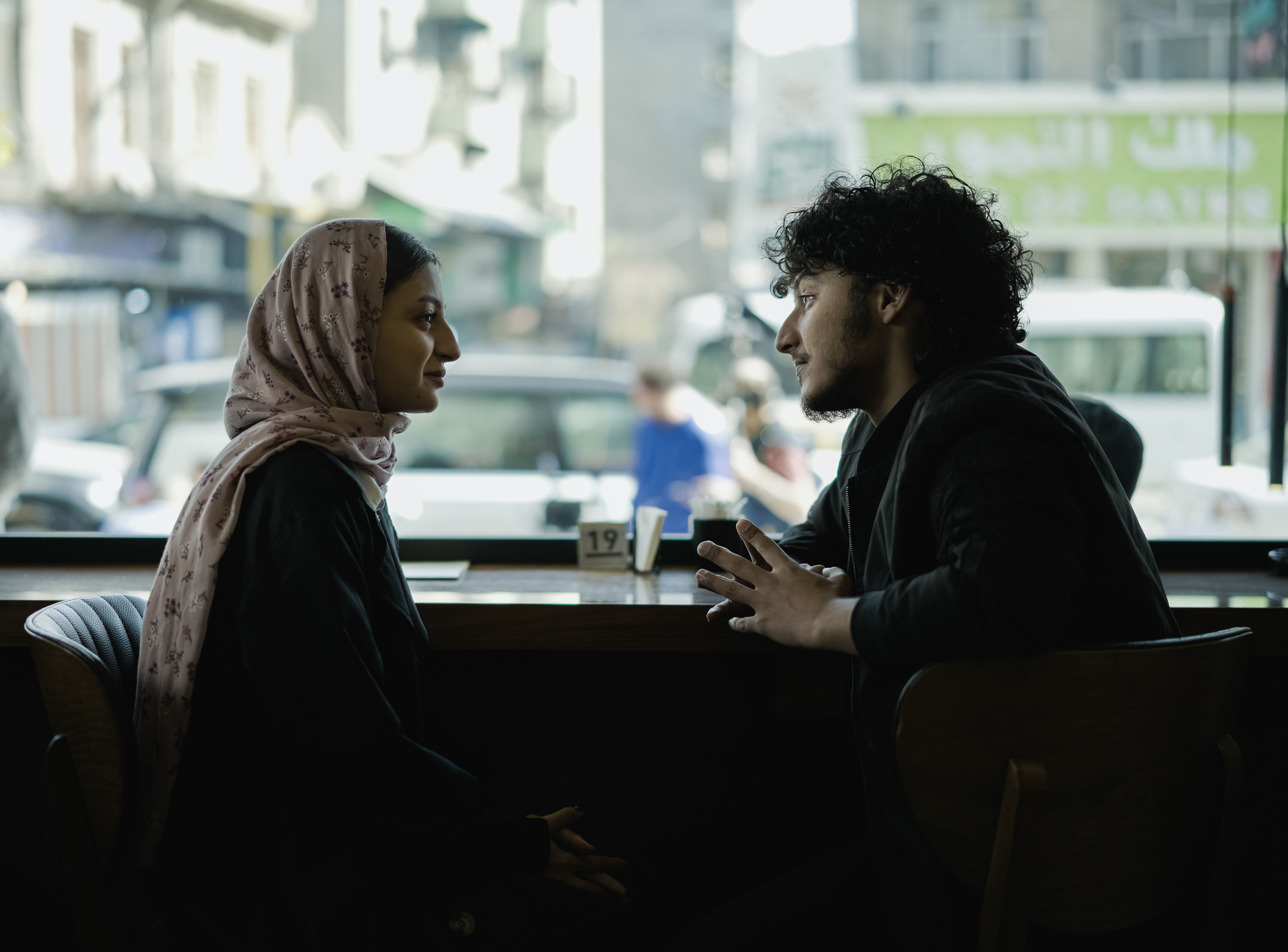 Conversación Informal En Un Café Con Luz Natural · Foto de stock gratuita