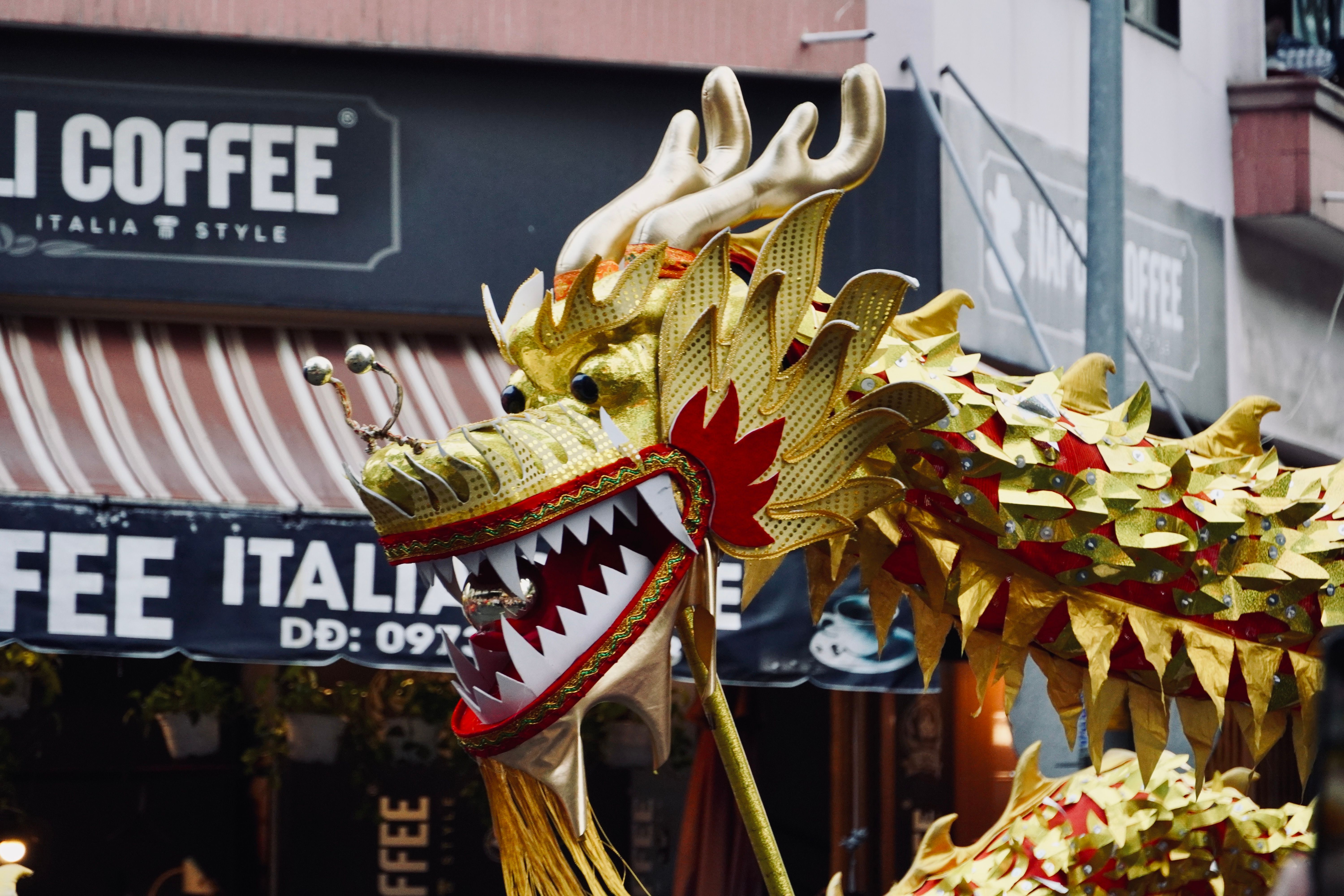 Tarian Naga Yang Meriah Di Parade Jalanan Kota · Foto Stok Gratis