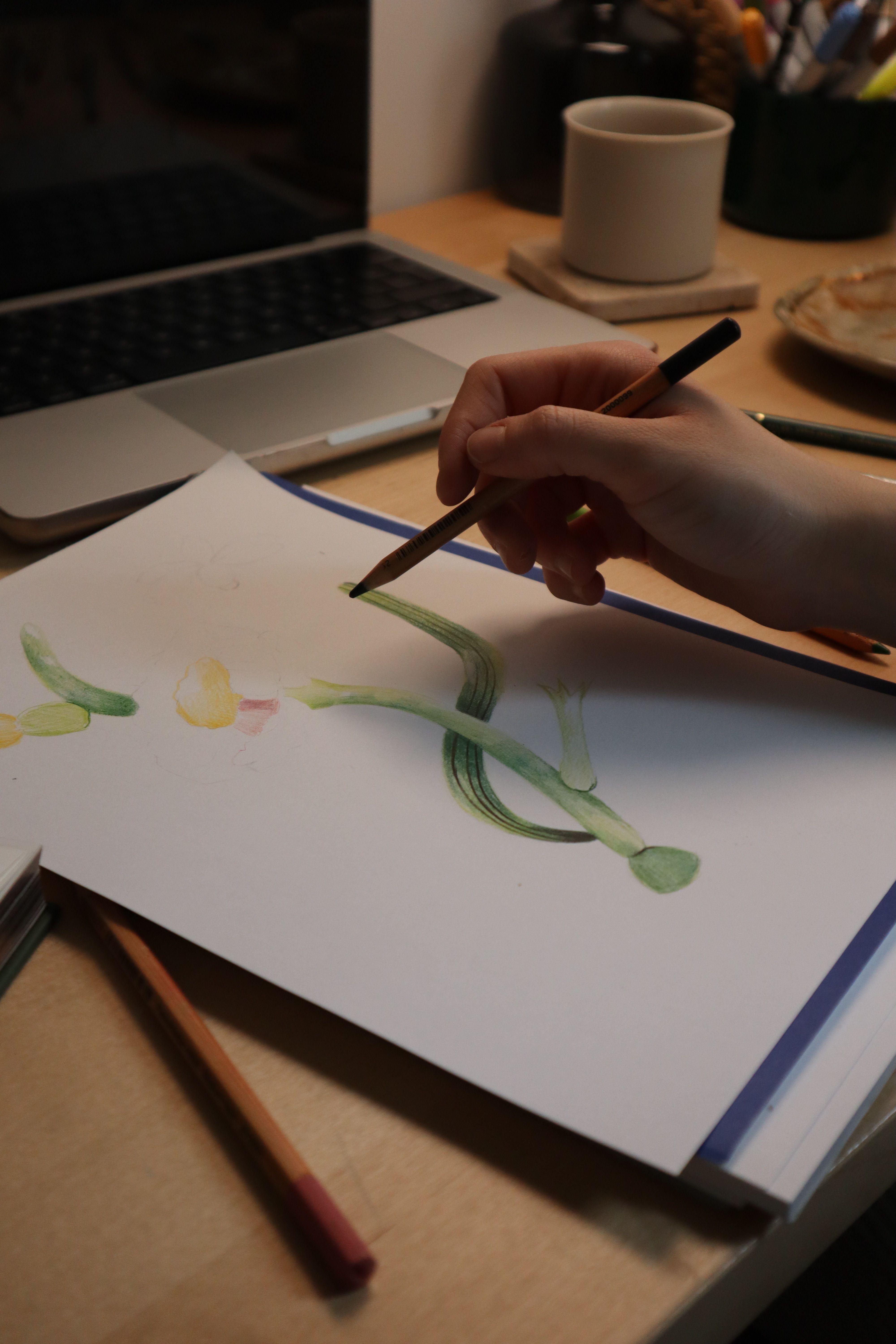Mano Del Artista Pintando Acuarela Sobre Escritorio · Foto de stock ...