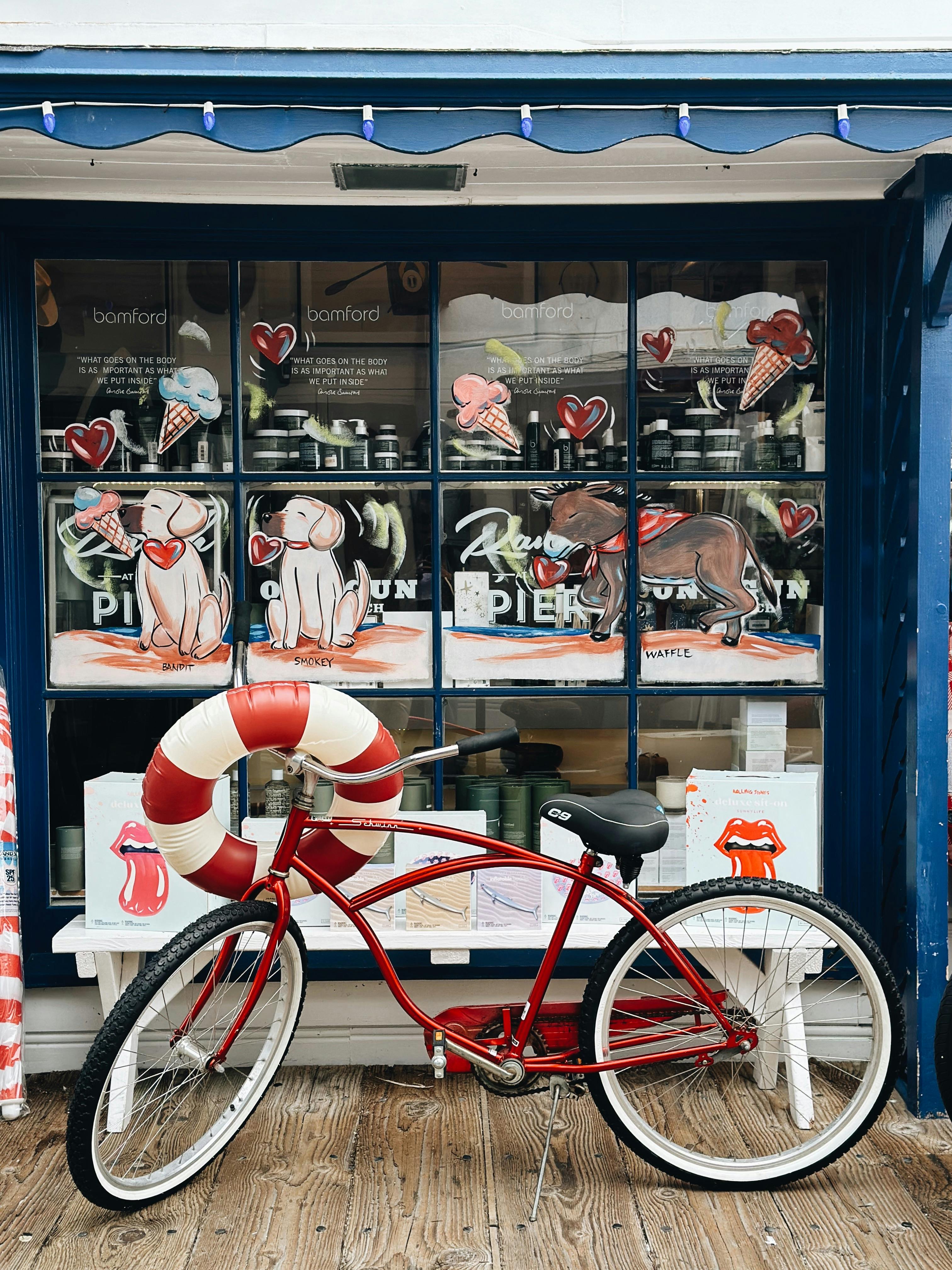 Charming Beachfront Shopfront with Painted Display · Free Stock Photo
