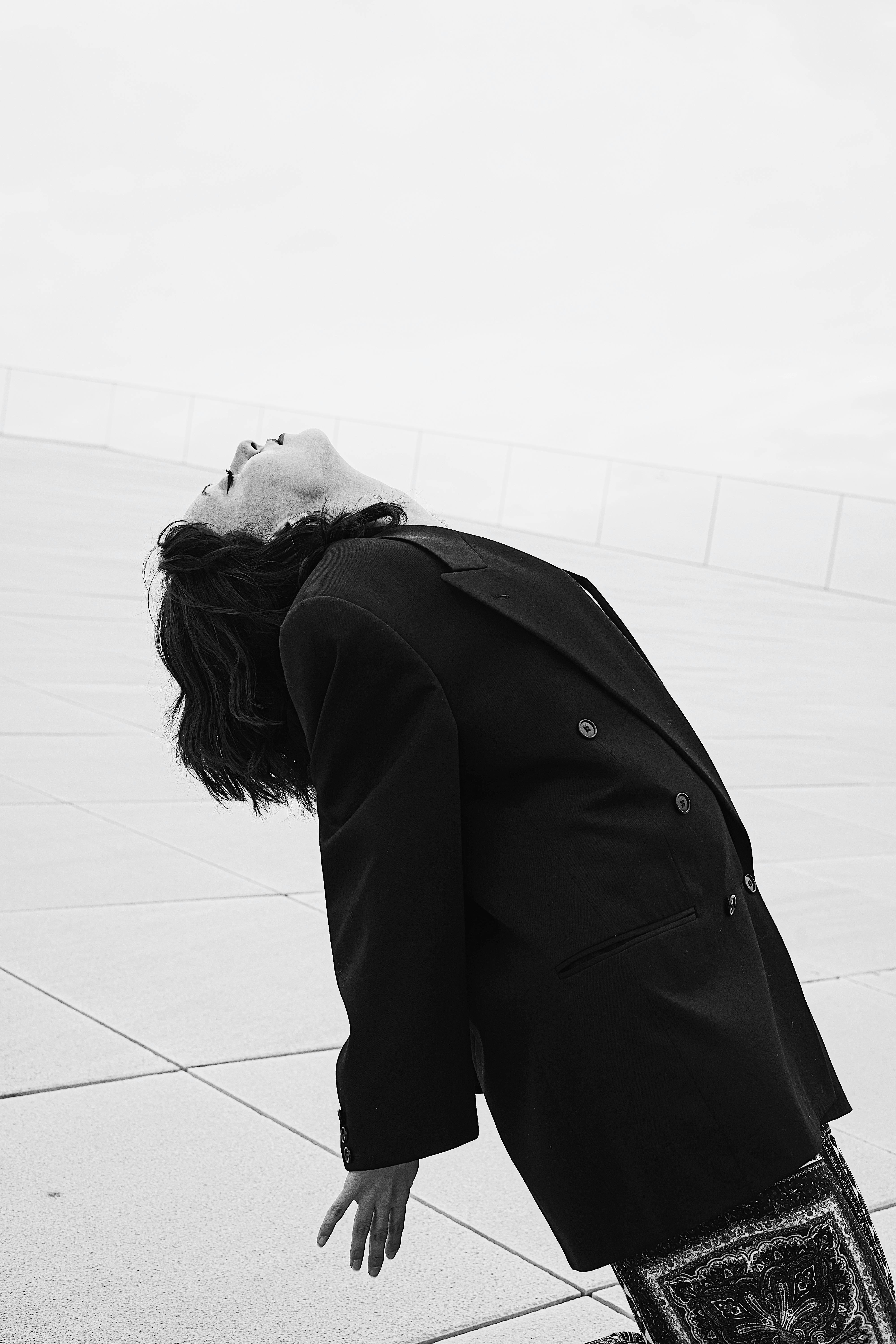 Fashionable Perspective in Black and White Photography · Free Stock Photo