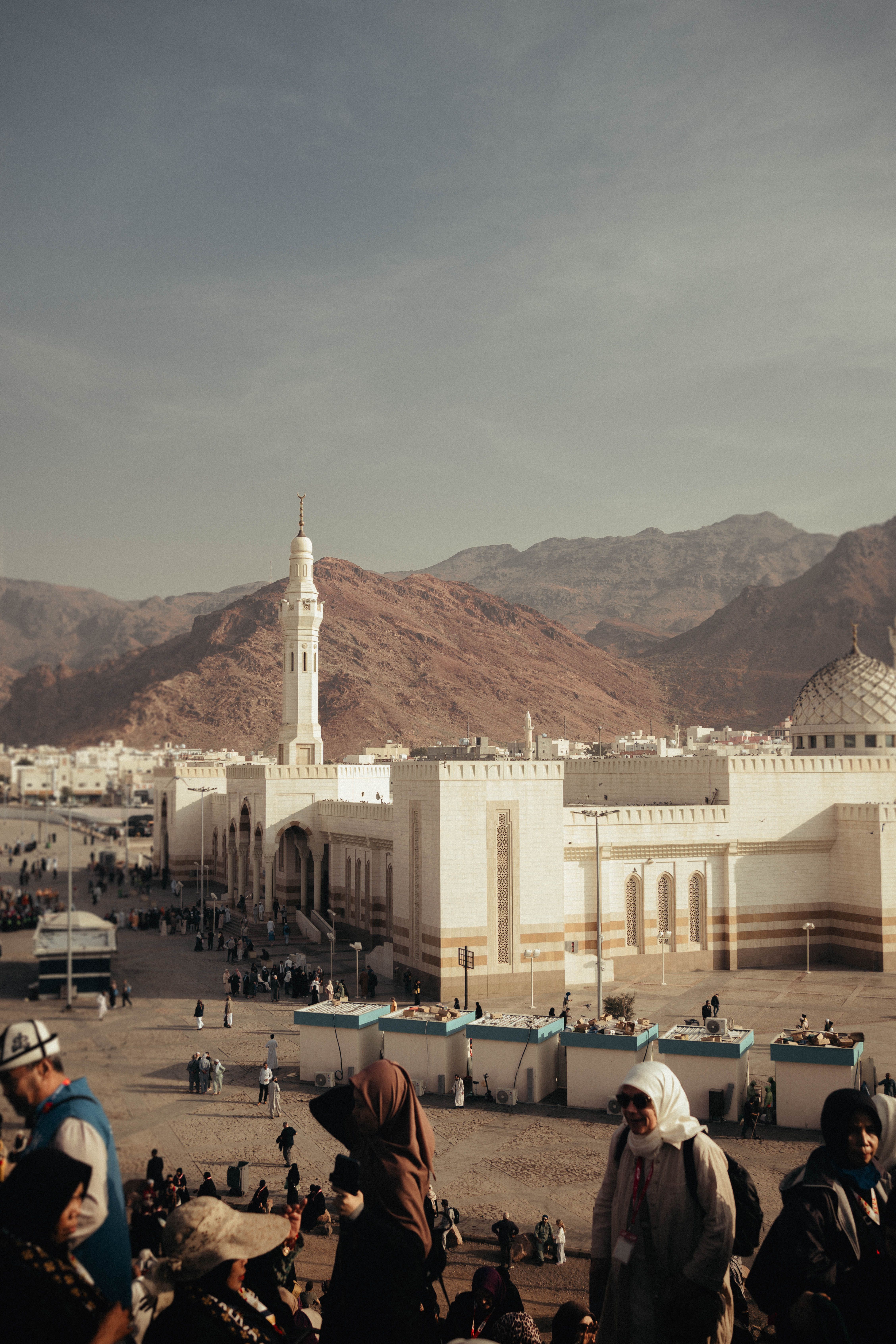 Scenic View of Medina Mosque and Surrounding Mountains · Free Stock Photo