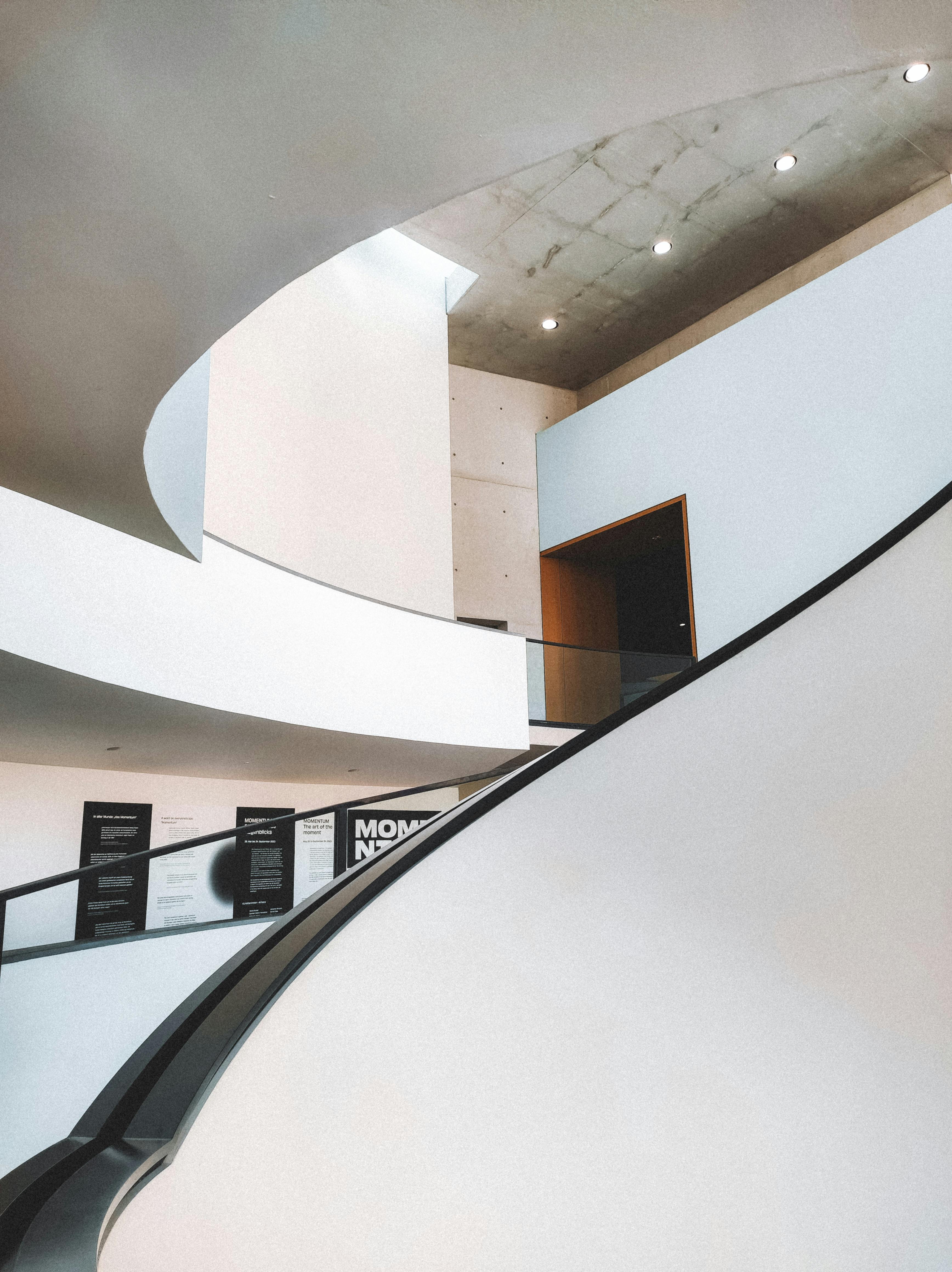 Interior Arquitetônico Moderno Com Escada Curva · Foto profissional ...