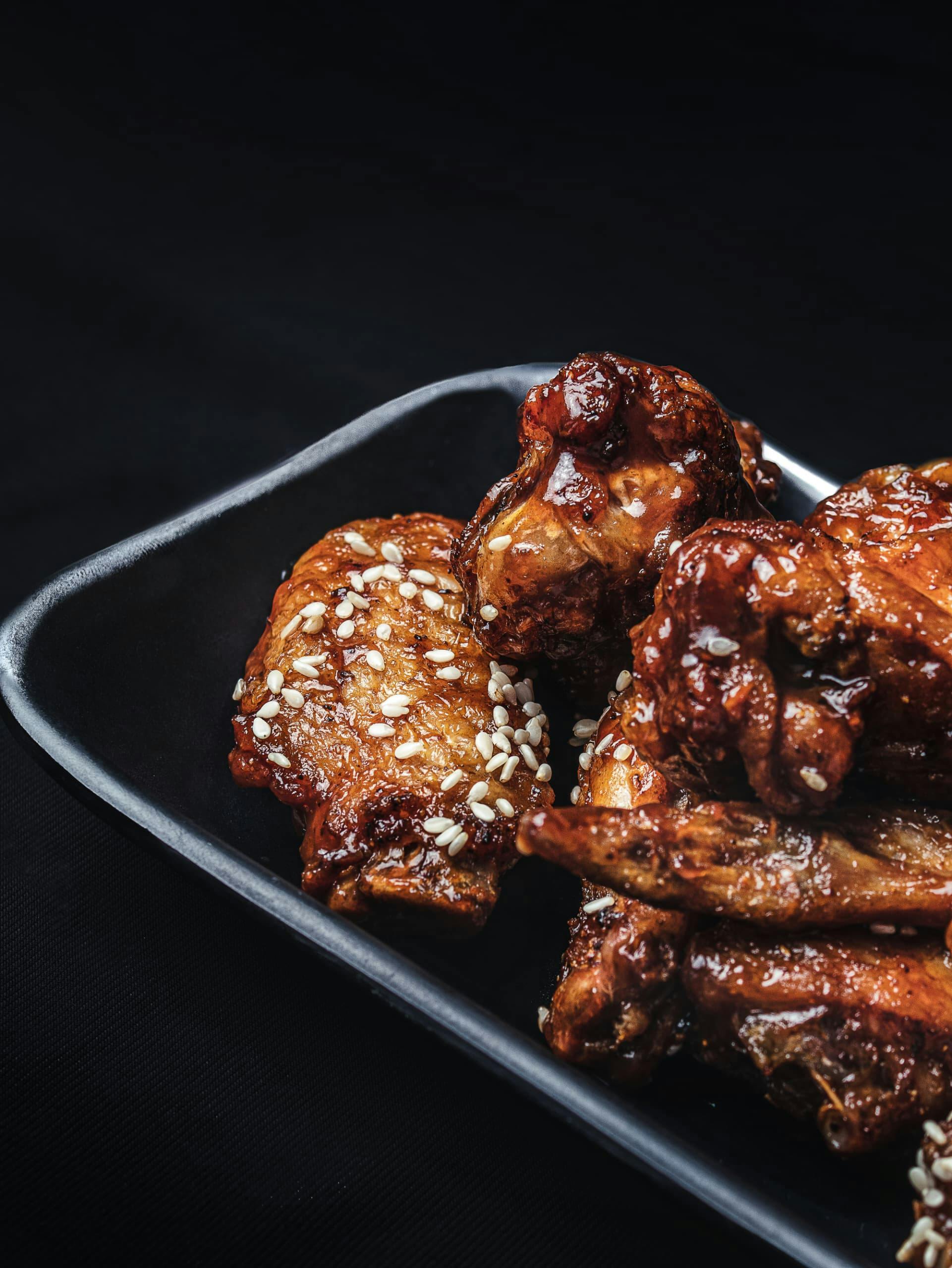 Aripioare De Pui Delicioase La Grătar Pe Masă Rustică · Imagine de stoc ...