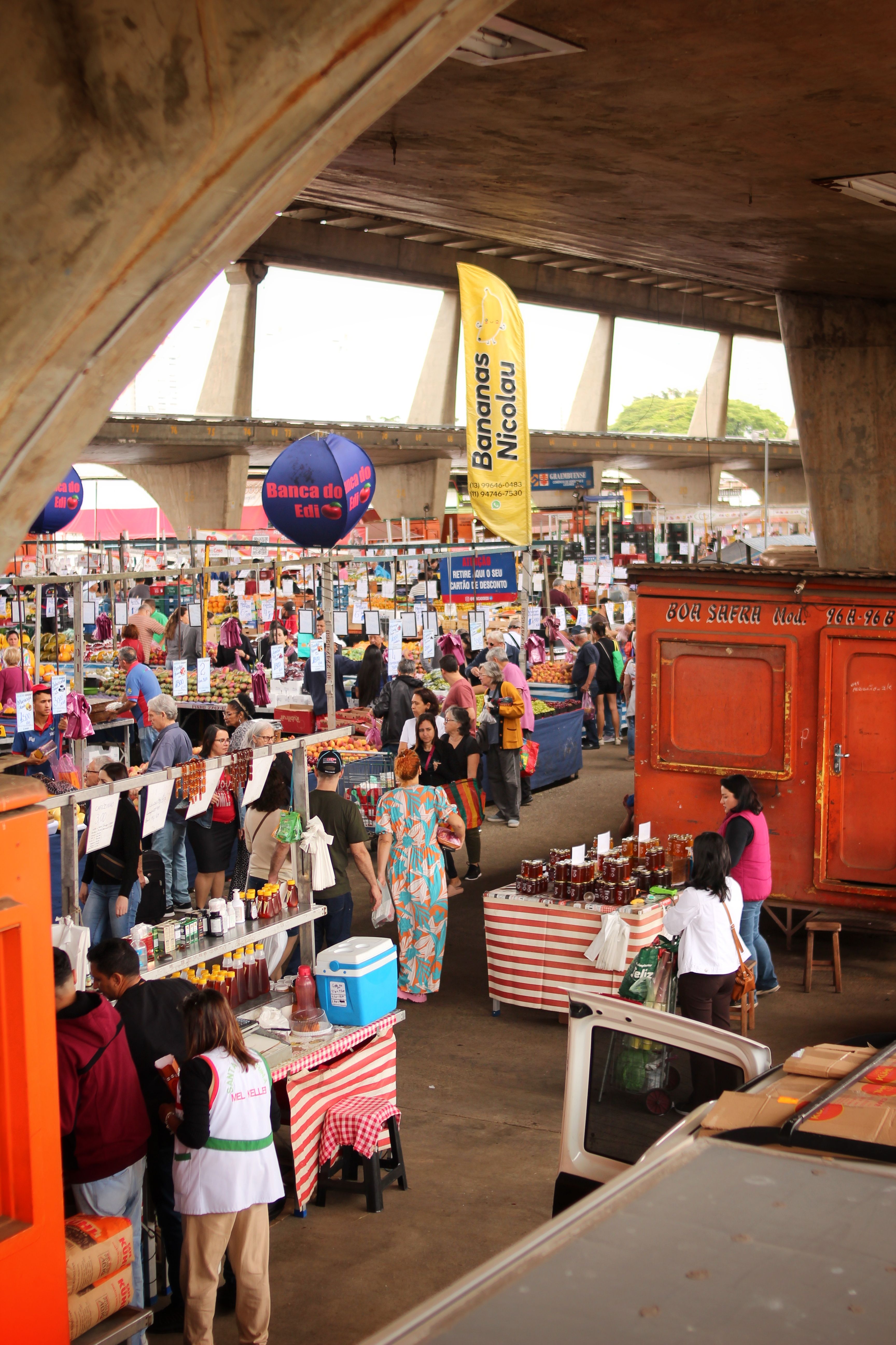 Vibrant São Paulo Outdoor Market Bazaar · Free Stock Photo