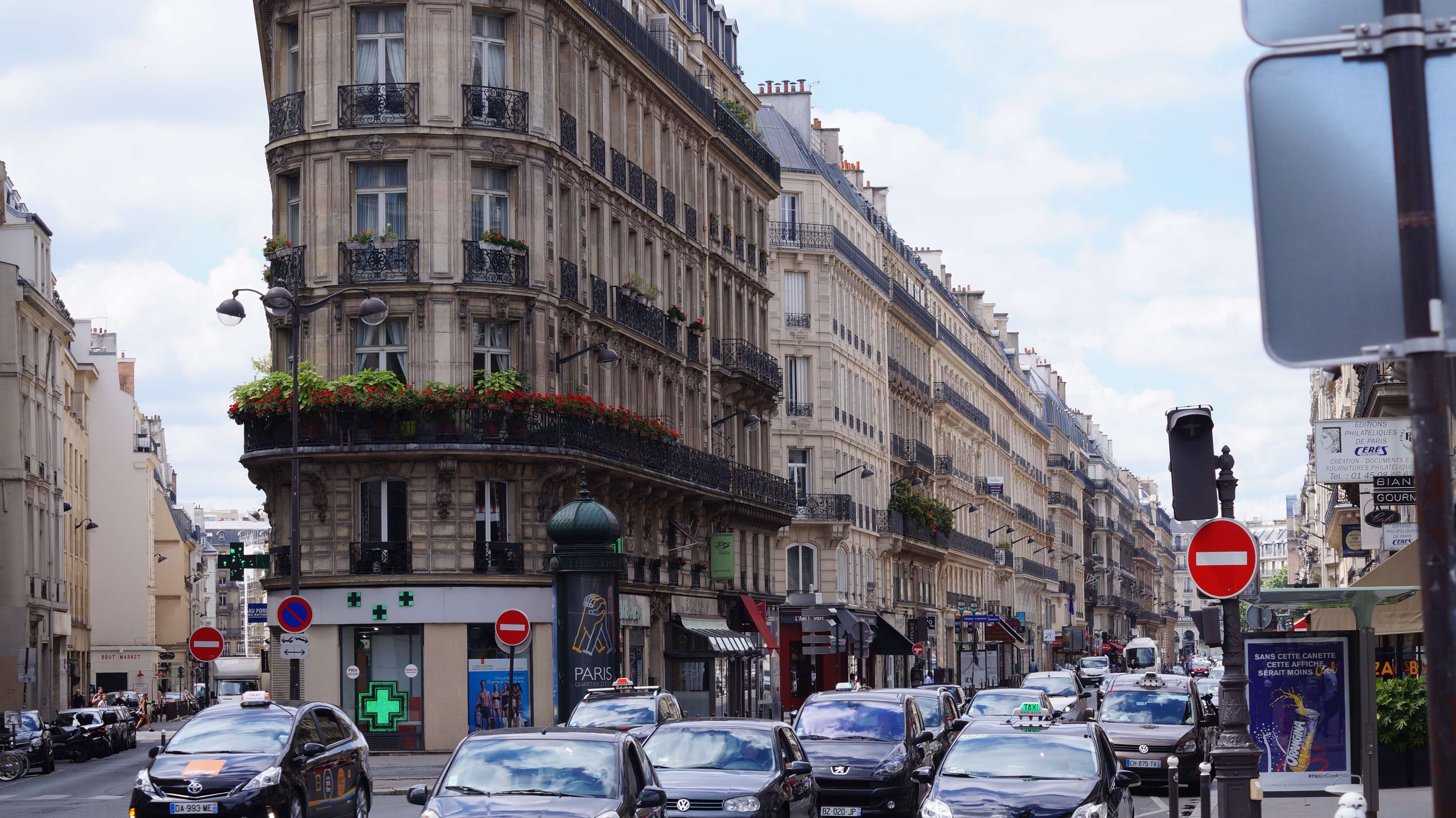 Charming Parisian Street with Classic Architecture · Free Stock Photo