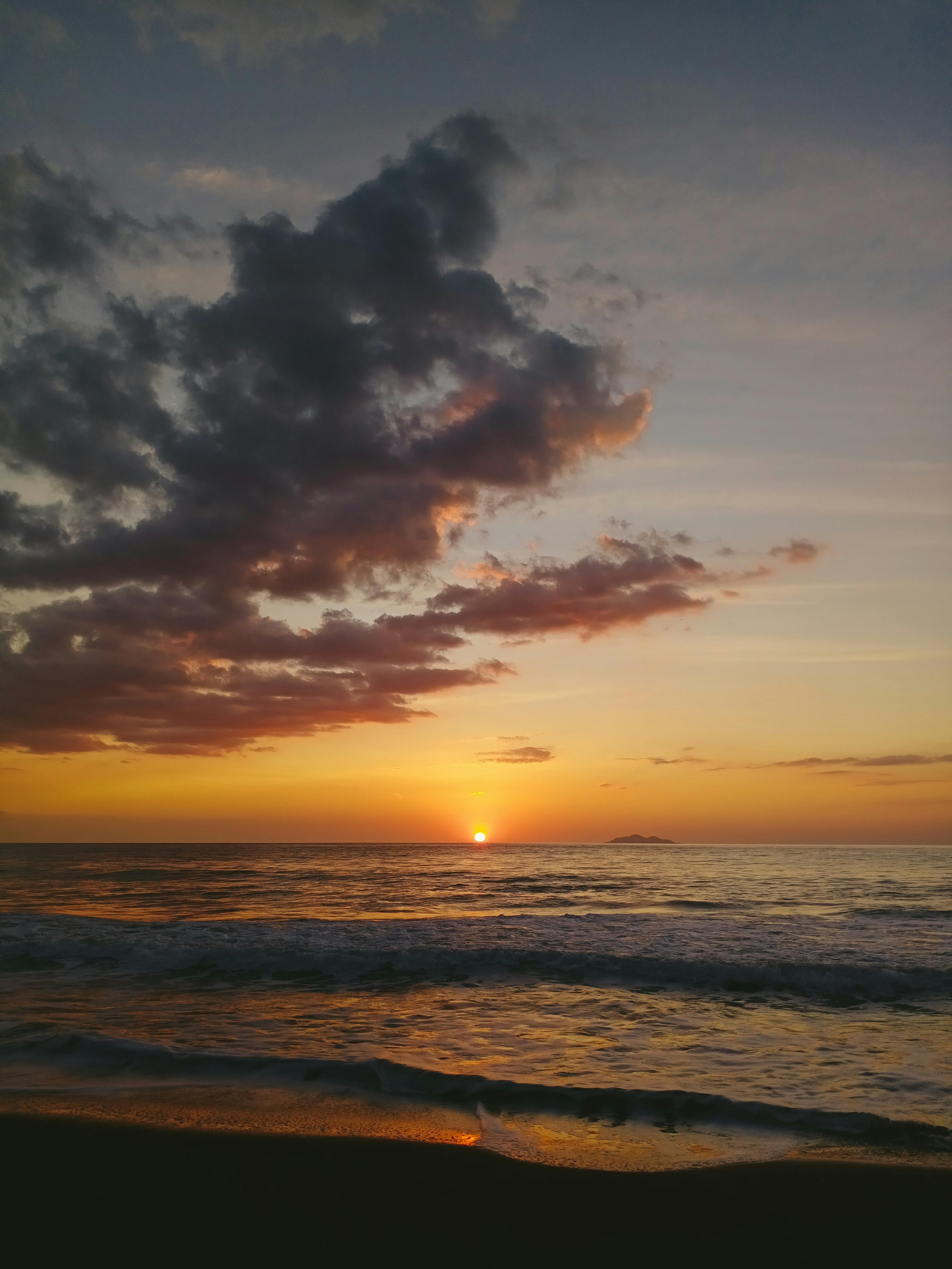 Dramatic Ocean Sunset with Vibrant Sky · Free Stock Photo