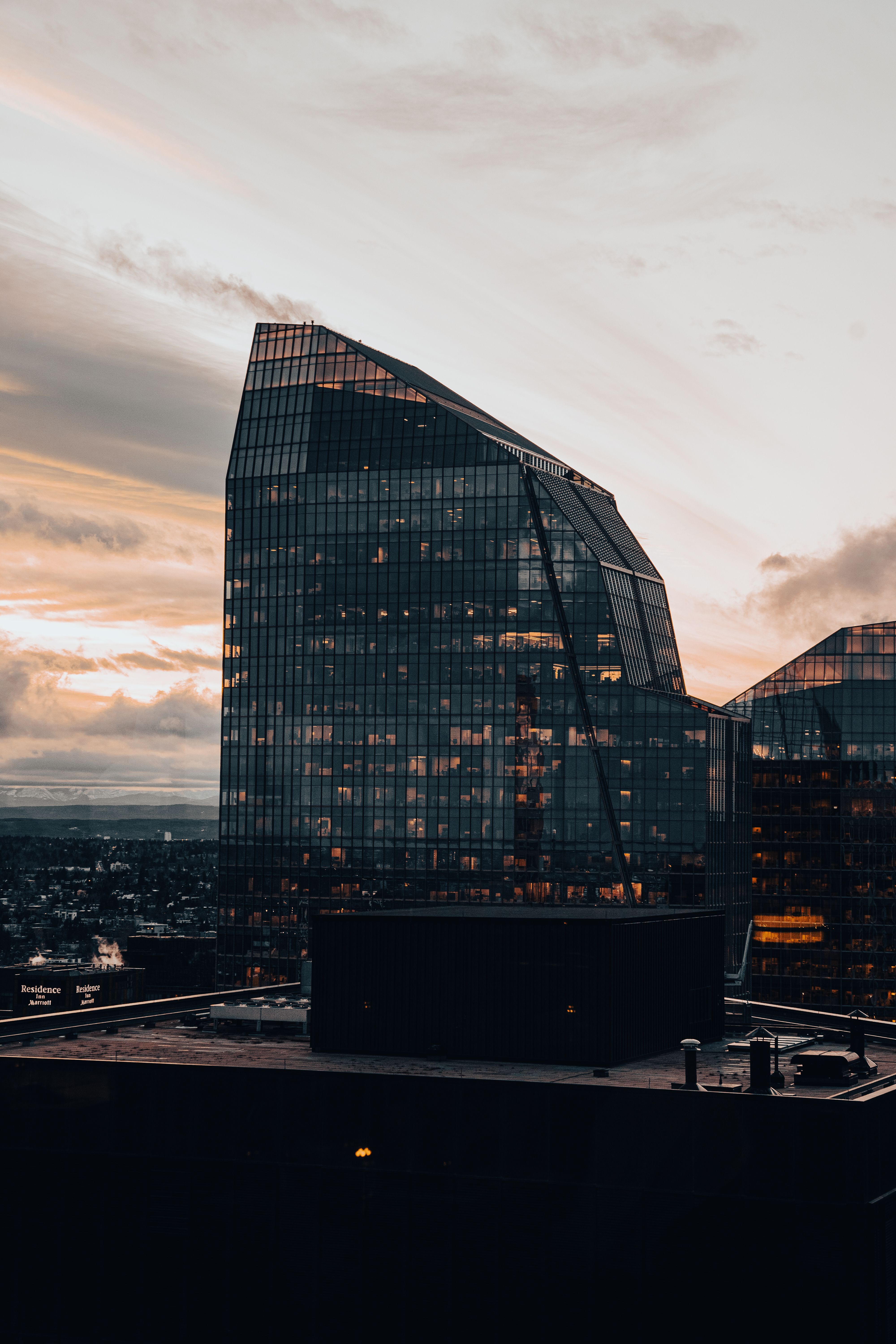 Modern Skyscraper at Sunset with Urban Skyline · Free Stock Photo