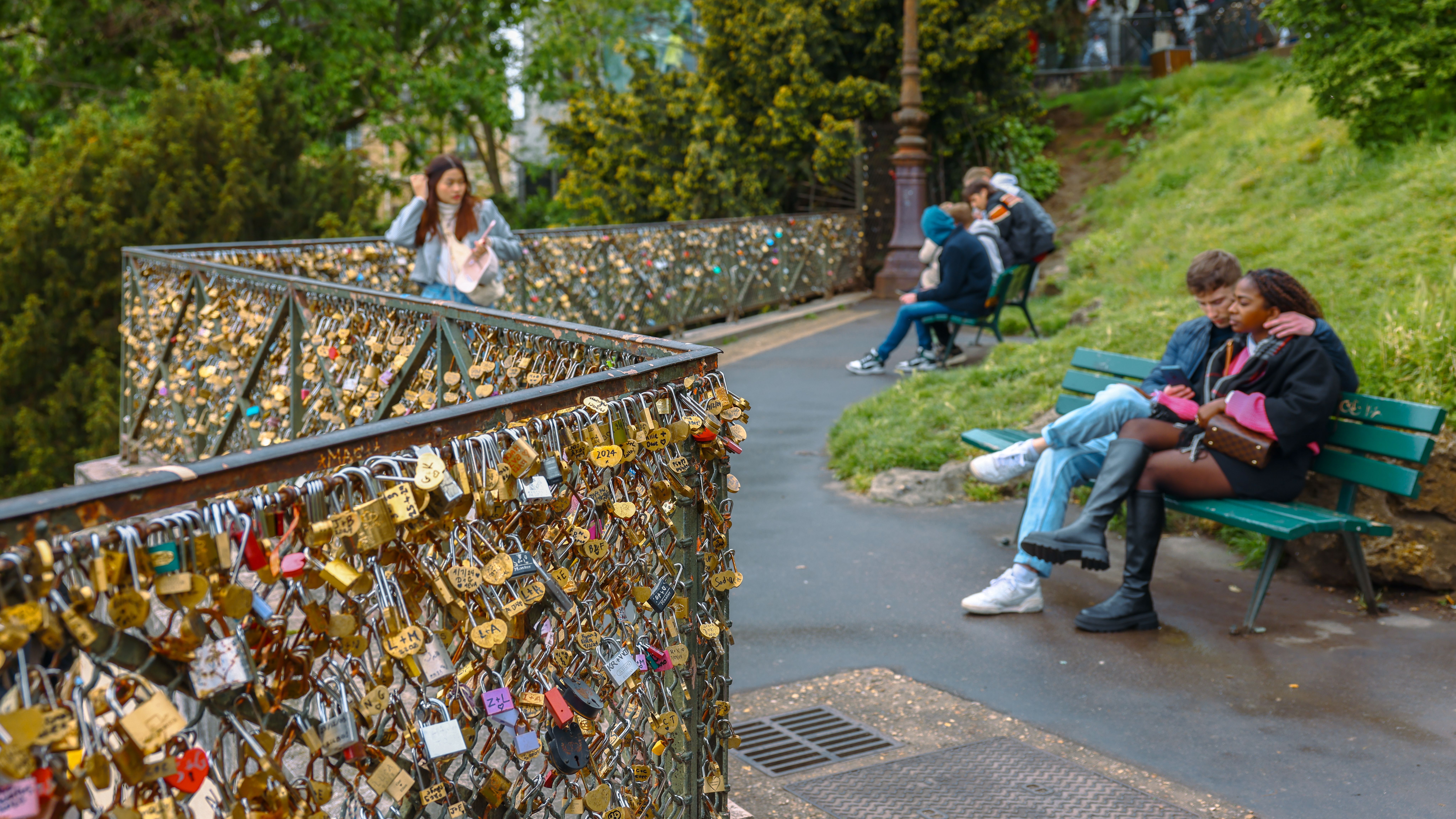 Love Locks Bridge in Paris with Couples and Visitors · Free Stock Photo