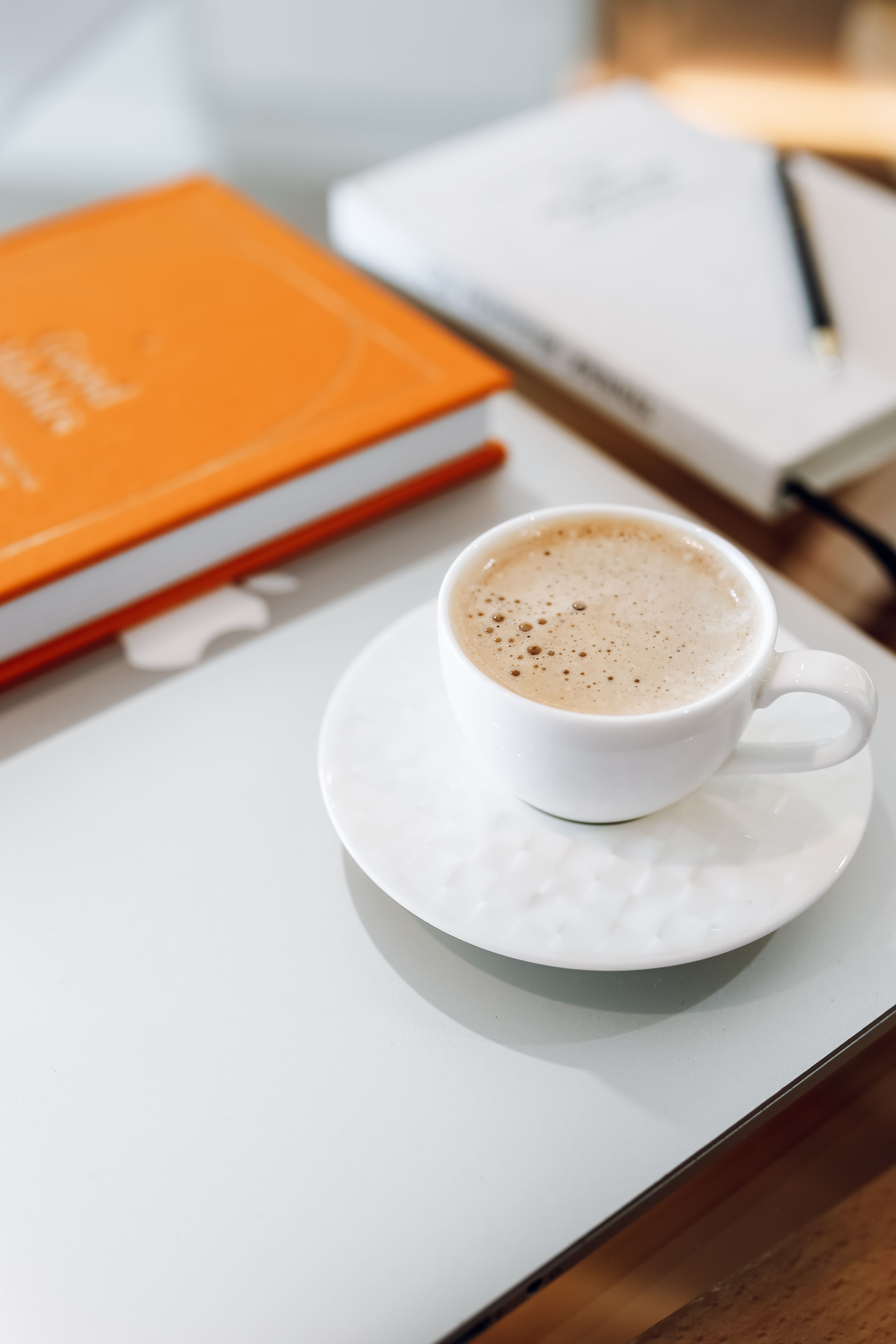 Espaço De Trabalho Aconchegante Com Café E Cadernos · Foto profissional ...