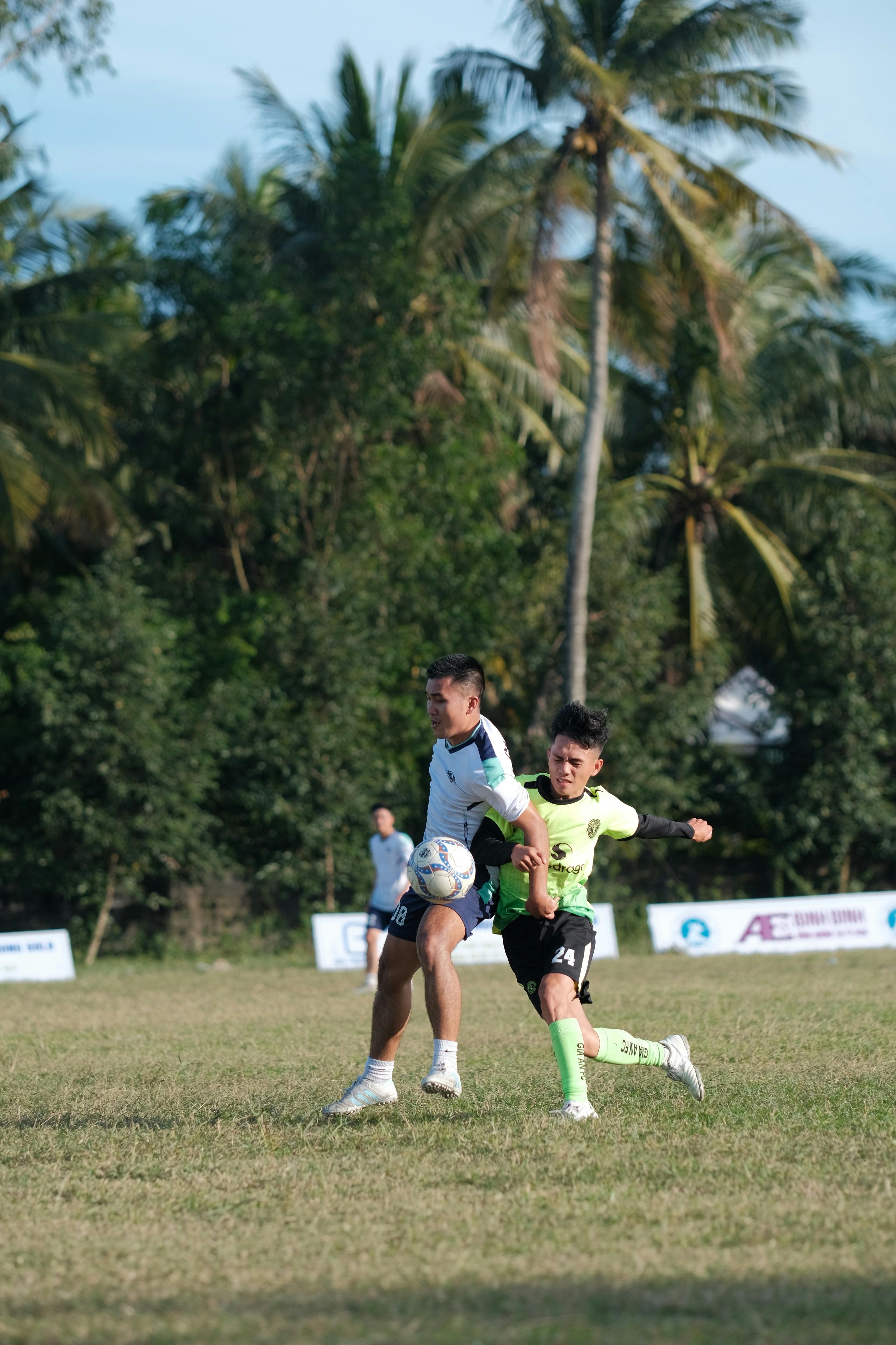 Local Soccer Match in Tropical Setting · Free Stock Photo