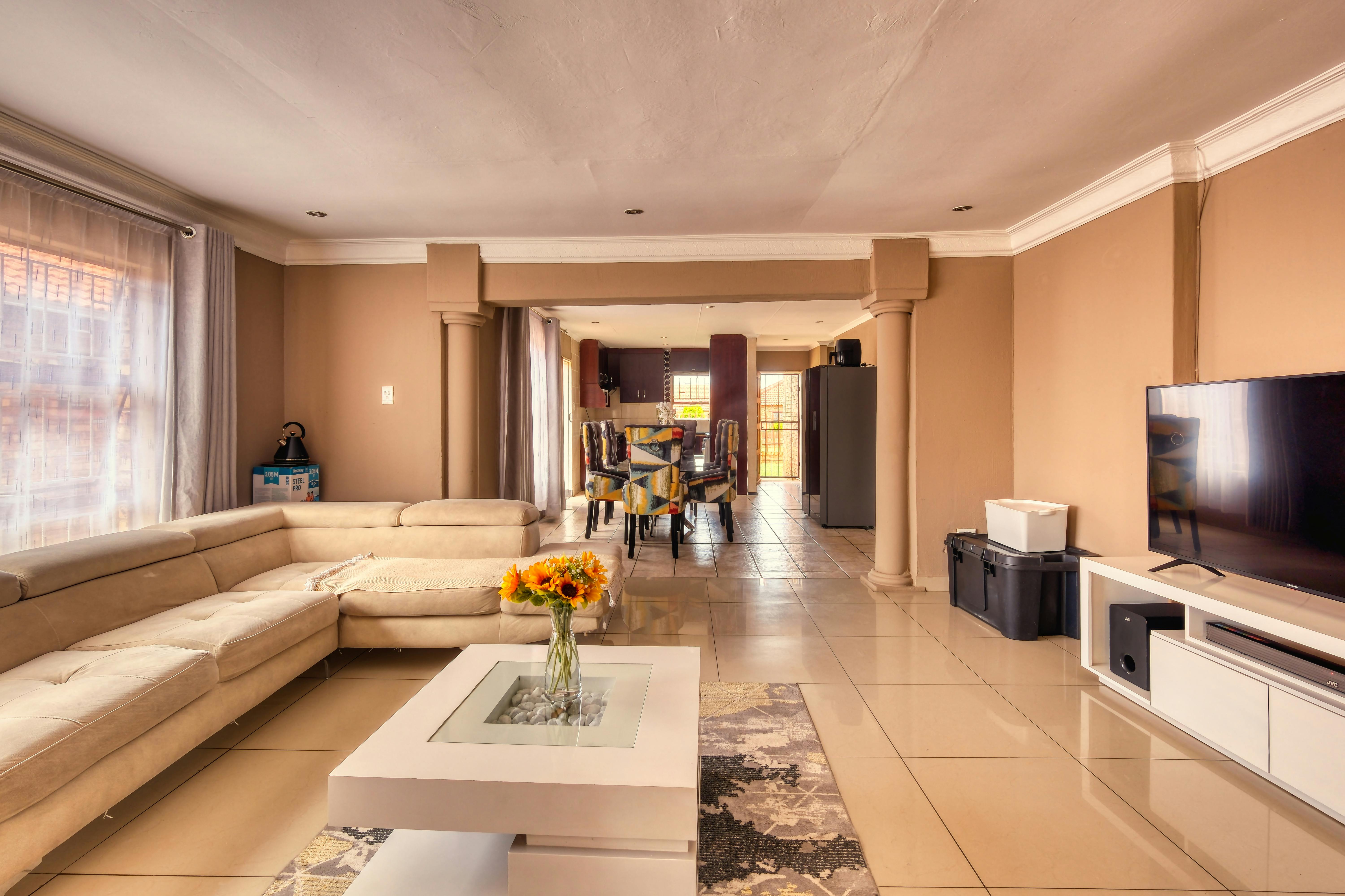 Amplia Sala De Estar Moderna Con Plano De Planta Abierto · Foto de ...