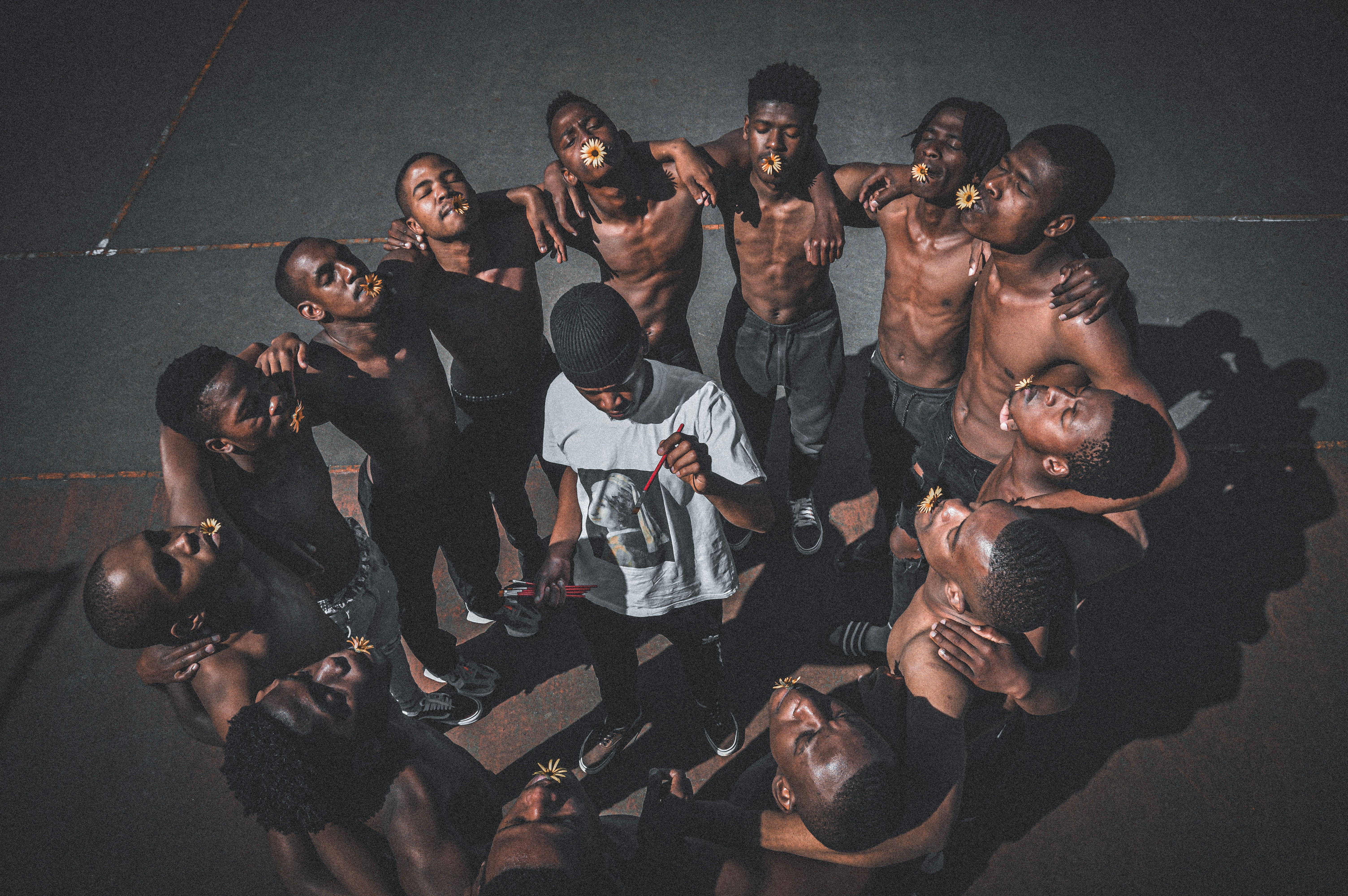 Dynamic Group of Friends in Artistic Connection · Free Stock Photo